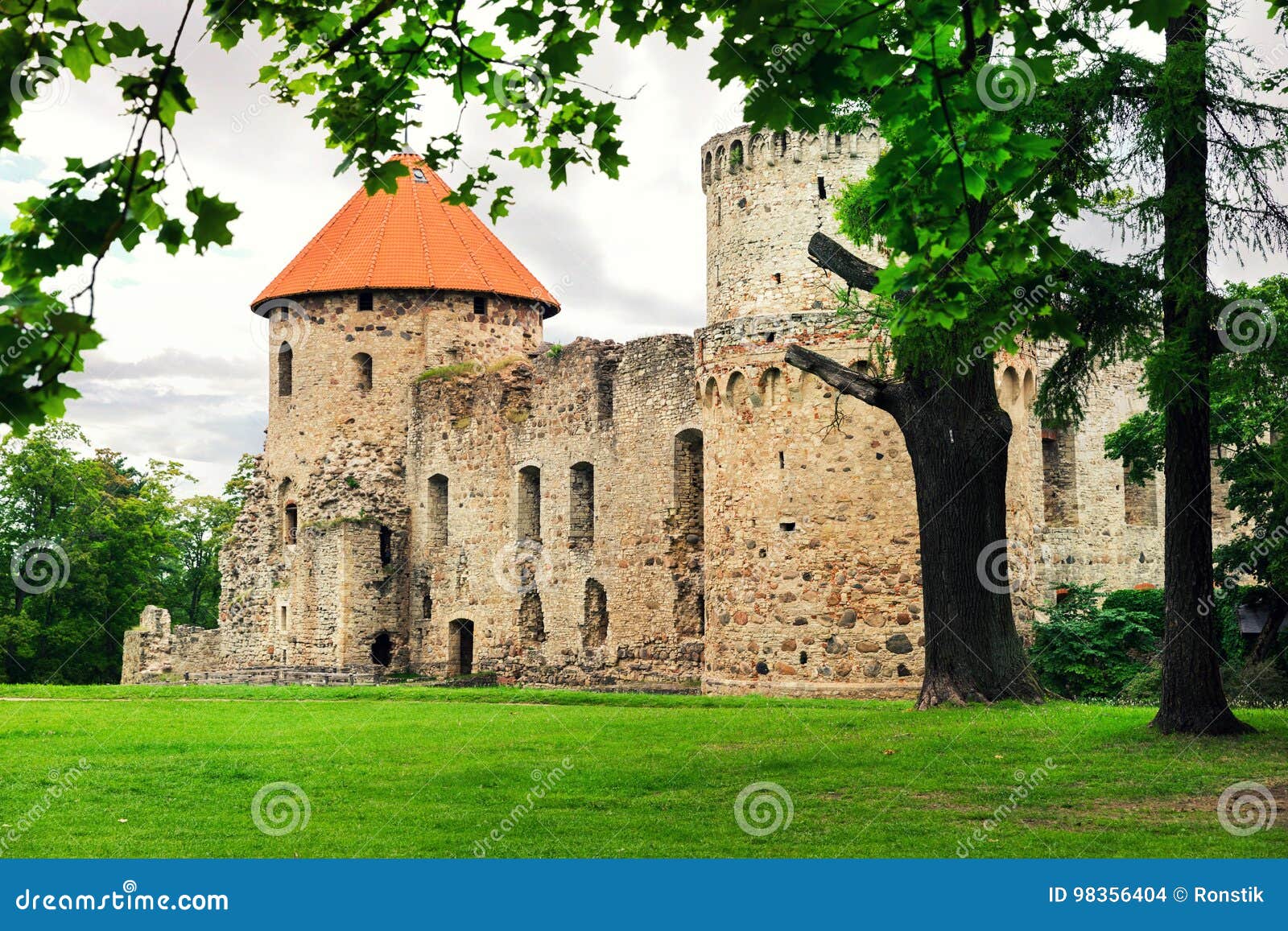 Medeltida Slott I Cesis Latvia Arkivfoto - Bild av slott, landmärke ...