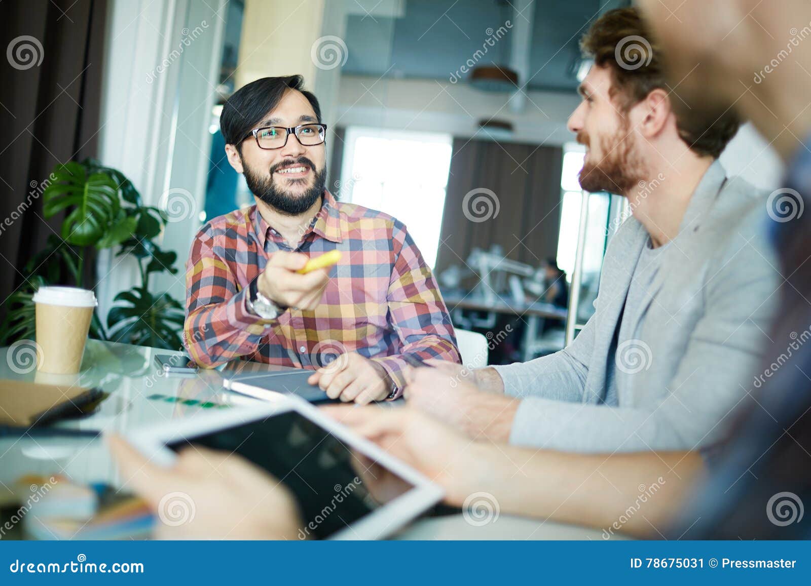 Medewerkers Het Op Elkaar Inwerken Stock Afbeelding - Image of ...