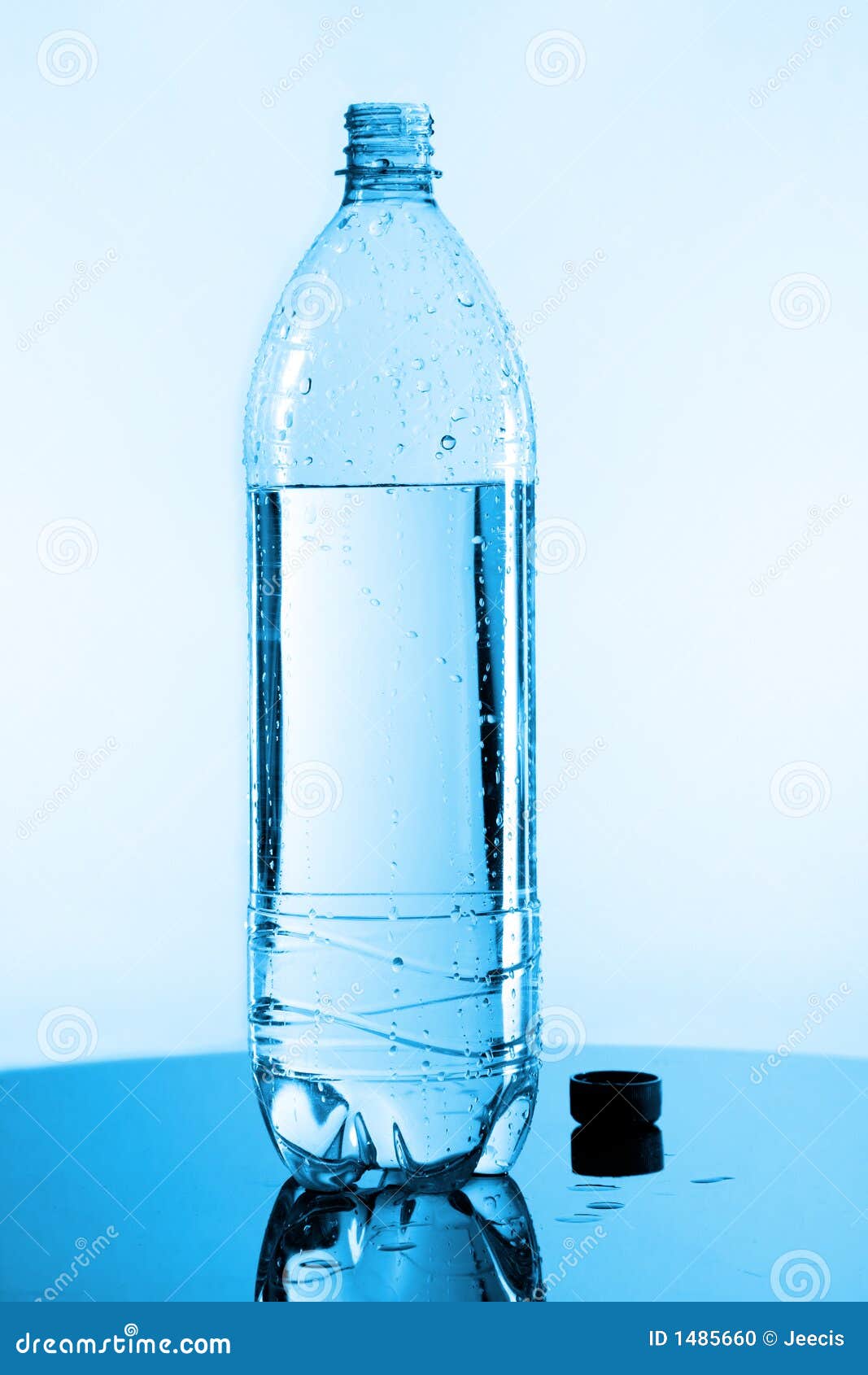 Media botella de agua foto de archivo. Imagen de dieta - 1485660