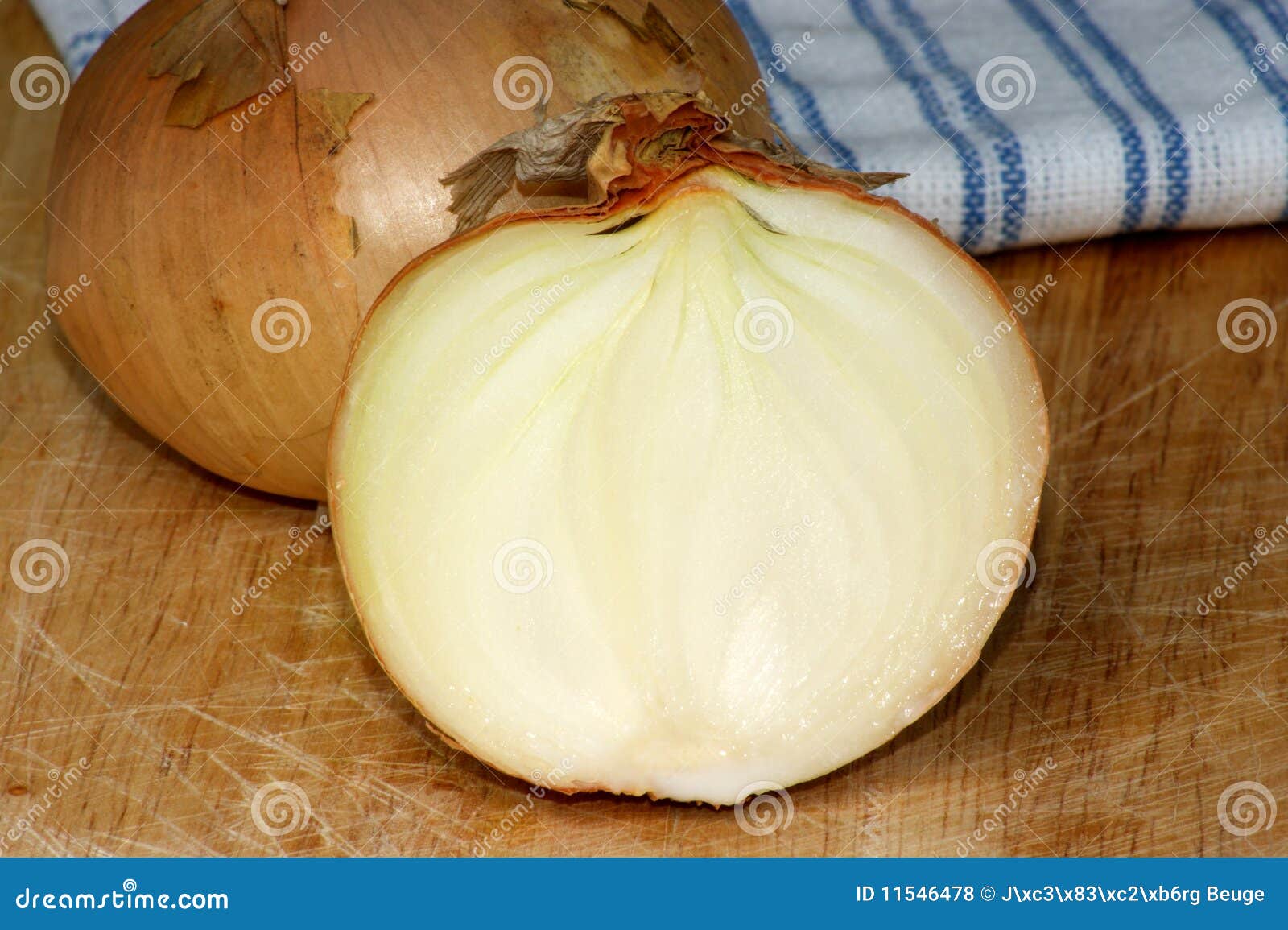 Media Cebolla En Una Tarjeta De La Madera Foto de archivo - Imagen de ...