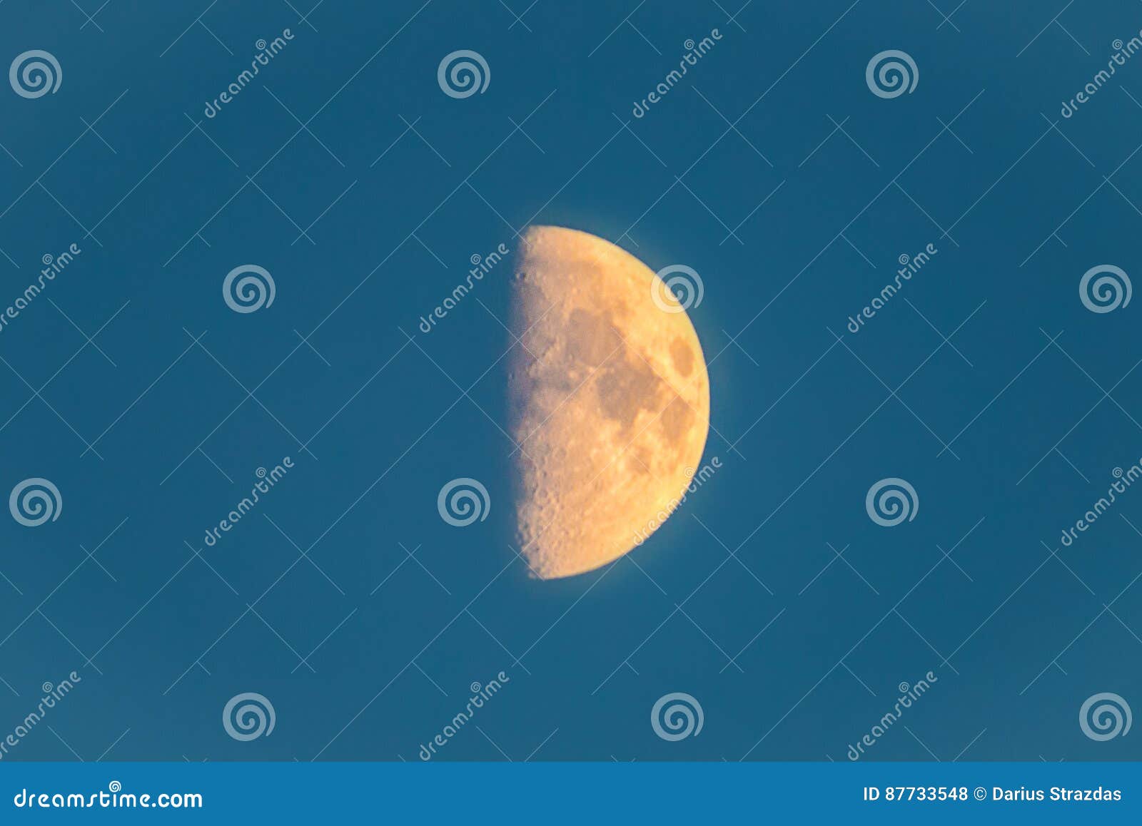 Media luna foto de archivo. Imagen de medio, cielo, noche - 87733548
