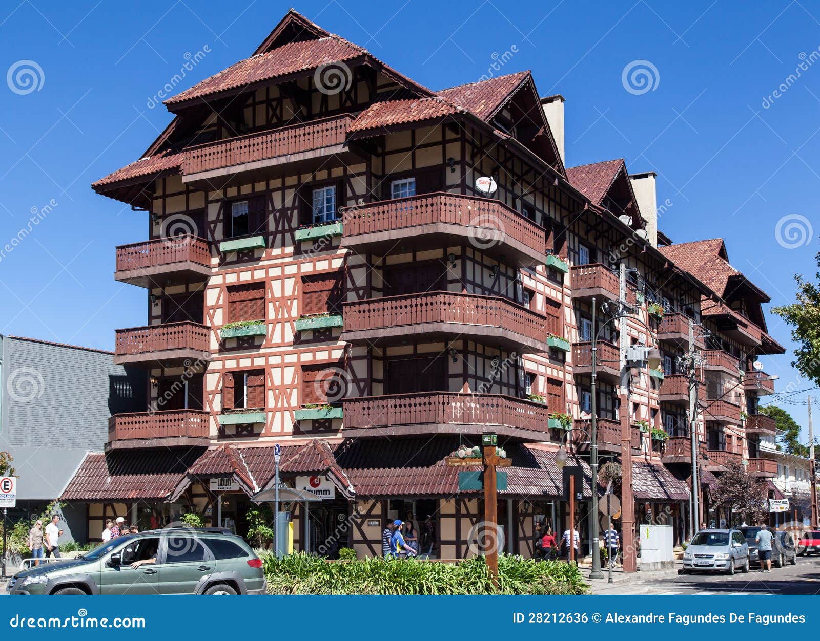 Media Madera De Gramado Que Construye El Brasil Foto editorial - Imagen ...