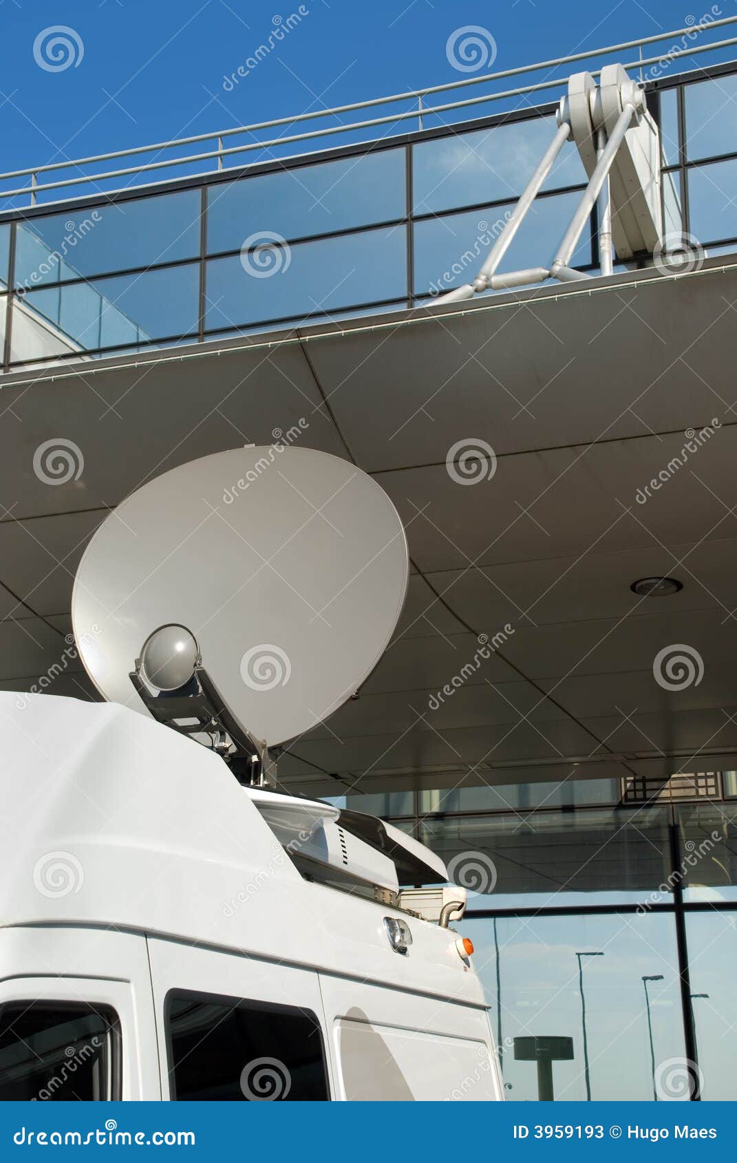 Media Mobile Satellite Dish Stock Image - Image of beam, live: 3959193