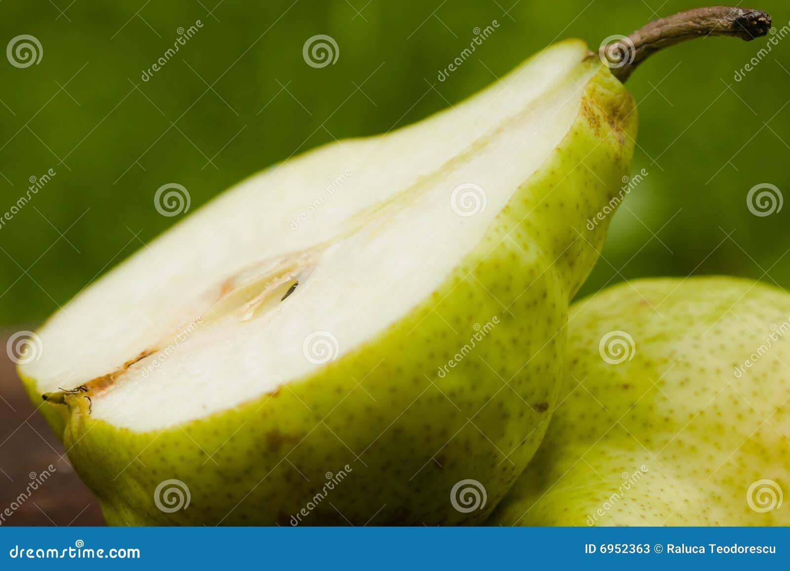 Media pera imagen de archivo. Imagen de pulpa, alimento - 6952363