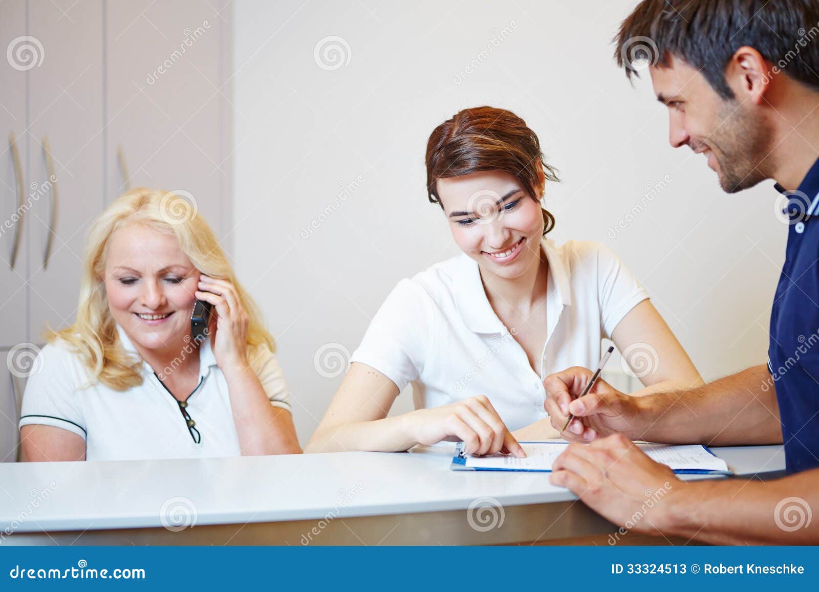 Medica O Paciente De Ajuda Assistente Para Completar O Formulário ...