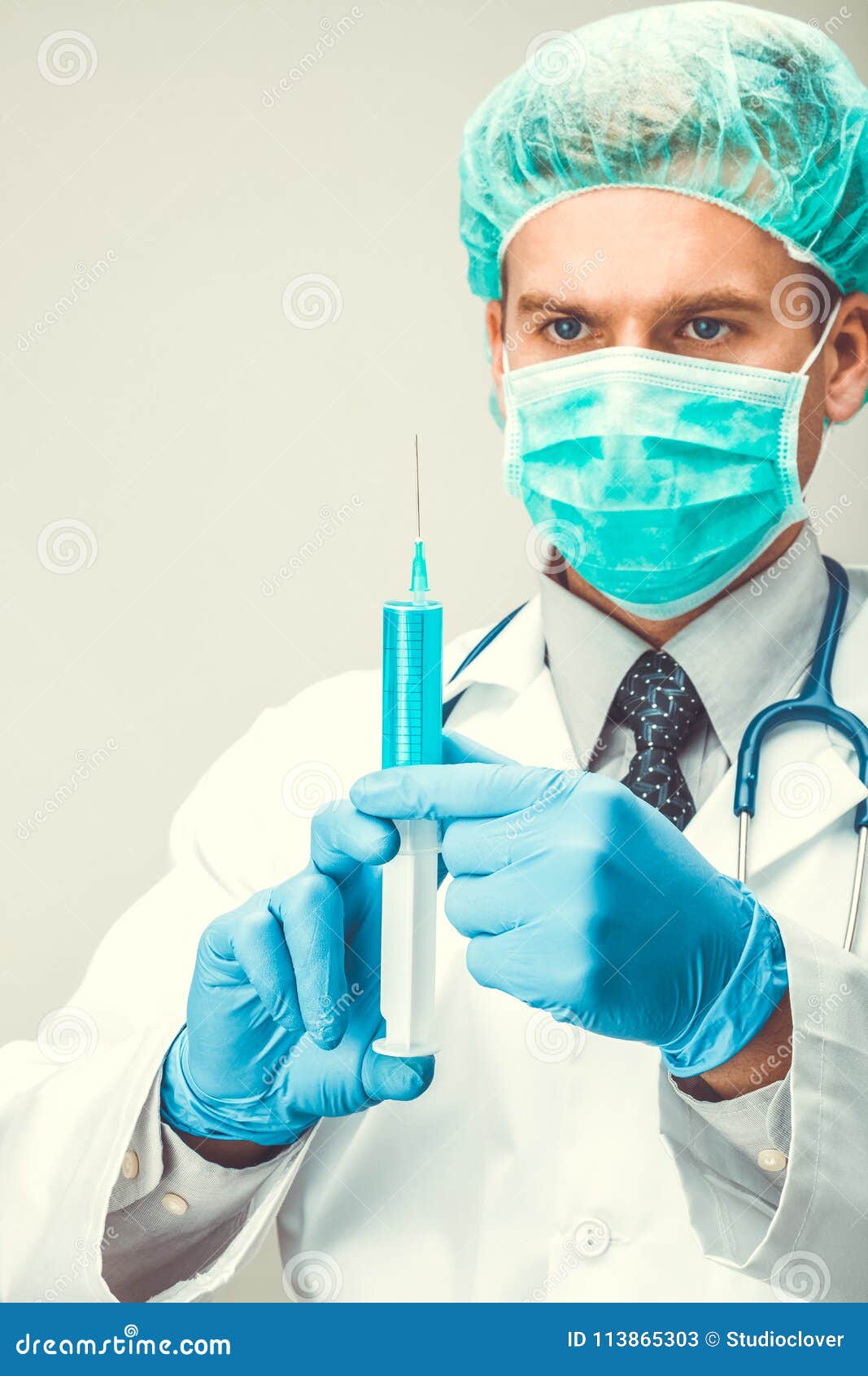 Medical Doctor with Syringe in Hands Preparing for Injection Stock ...