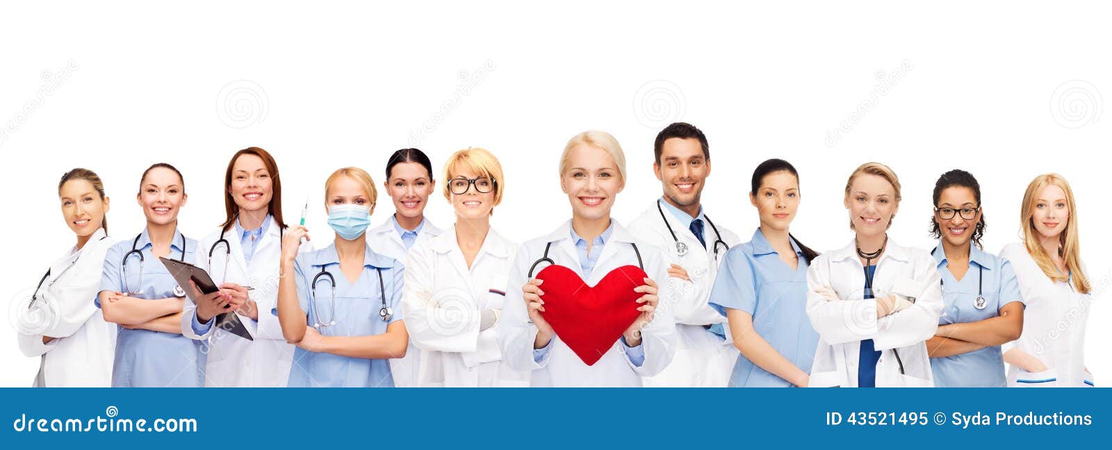 Medici Ed Infermieri Sorridenti Con Cuore Rosso Immagine Stock ...
