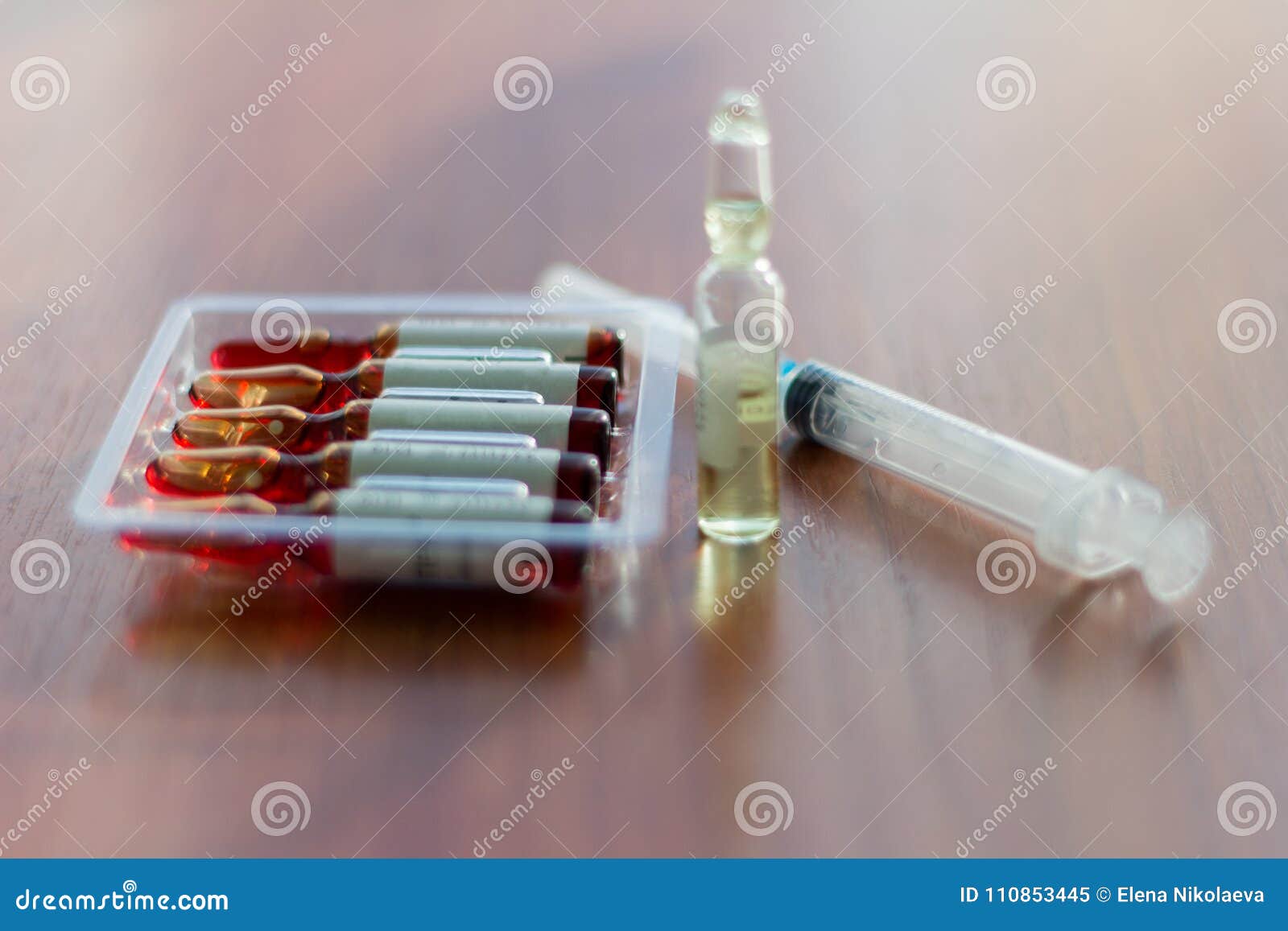 Medicinas, Ampollas Inyectables Y Jeringuilla En La Tabla Imagen de ...