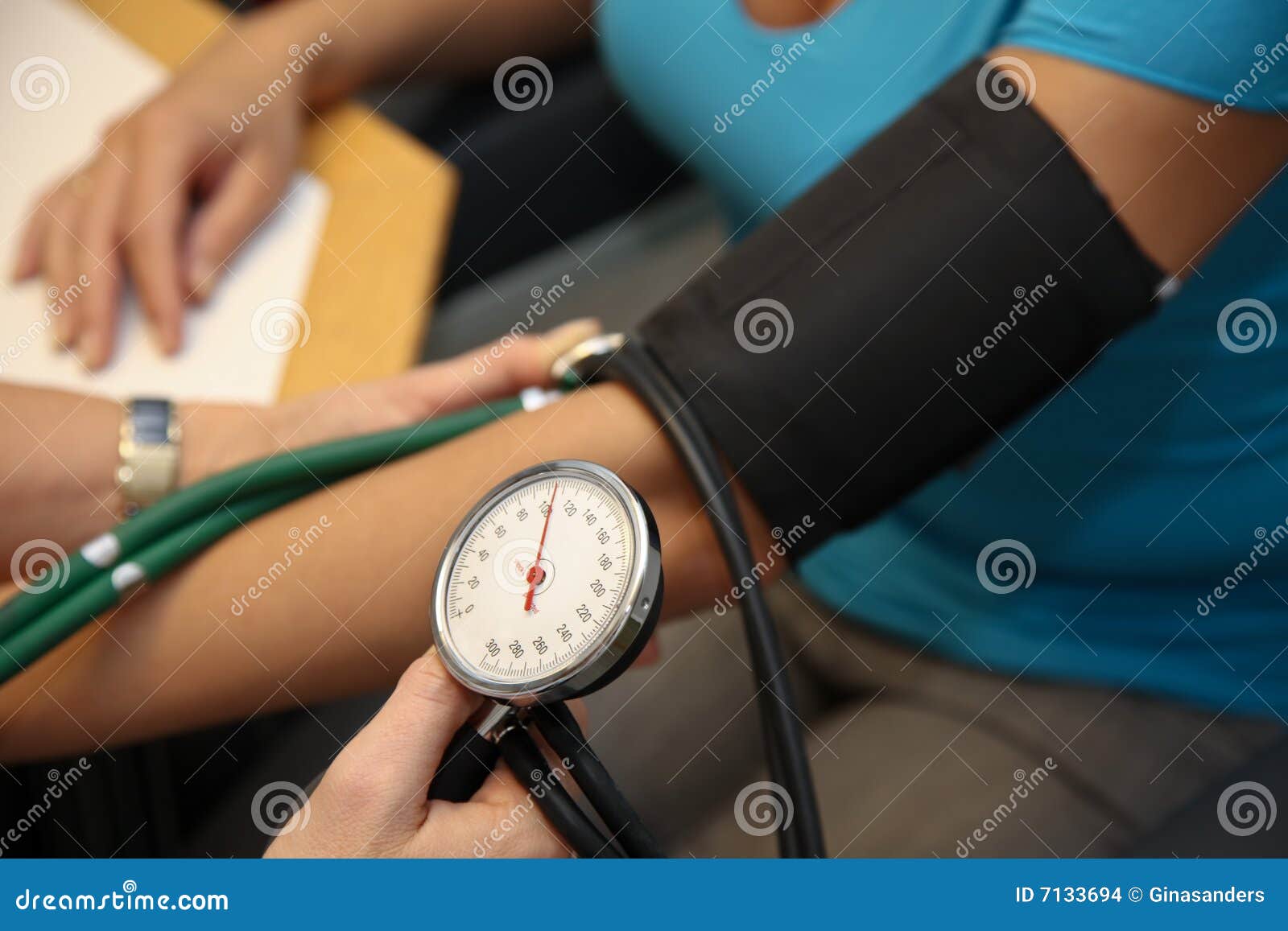 Medico Alla Pressione Sanguigna Fotografia Stock - Immagine di ricerca ...