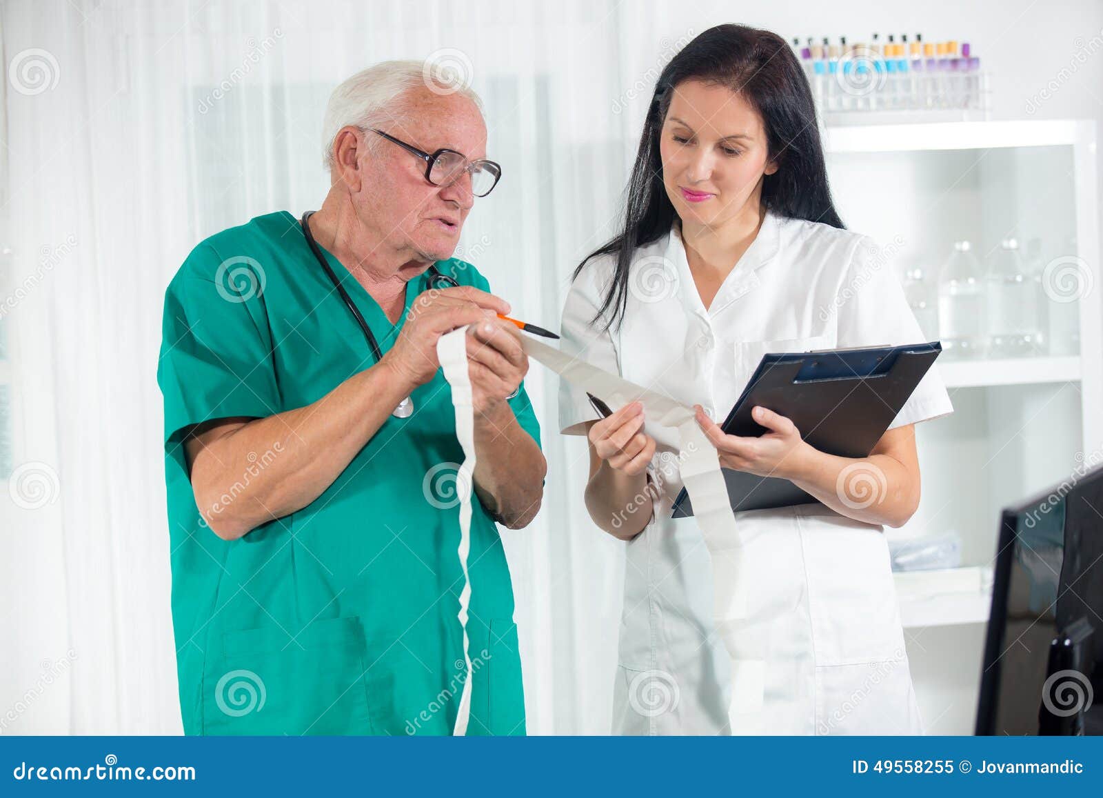 Medico Anziano E Un Infermiere Sono Consultati Immagine Stock ...