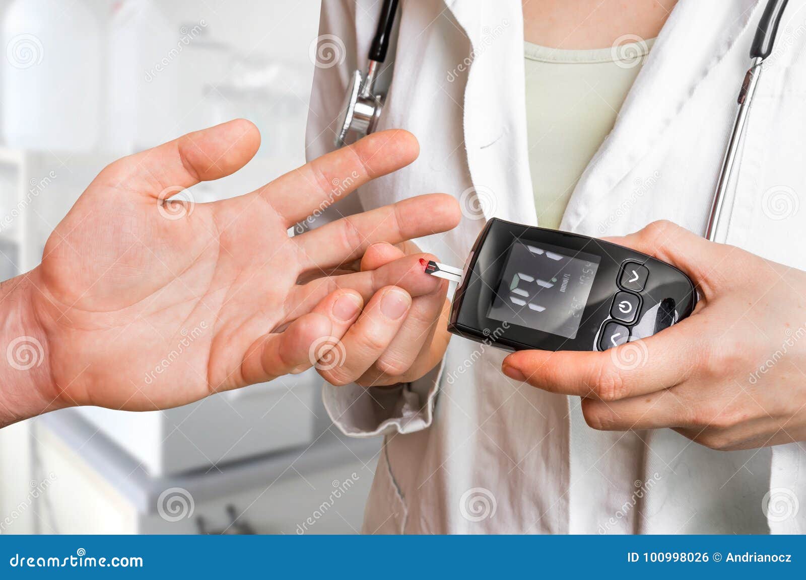 Medico Che Controlla Il Livello Della Glicemia Con Il Glucometer ...