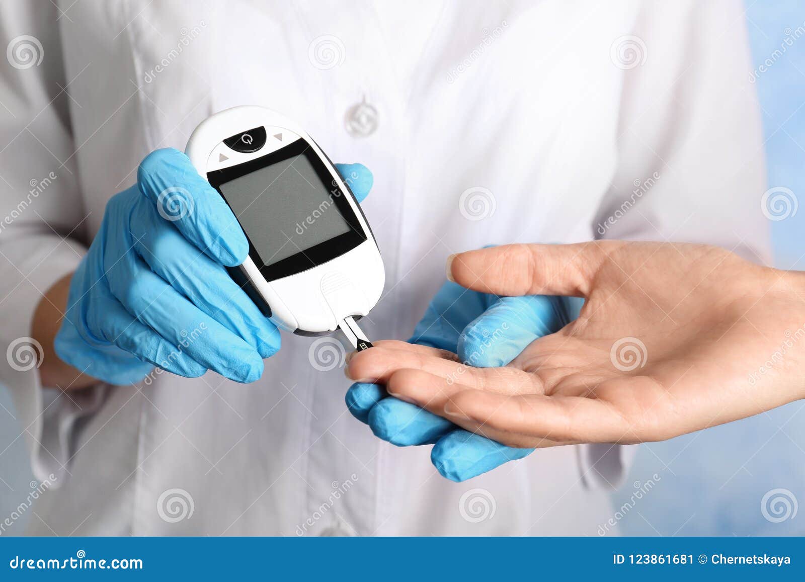 Medico Che Controlla Il Livello Della Glicemia Con Il Glucometer ...