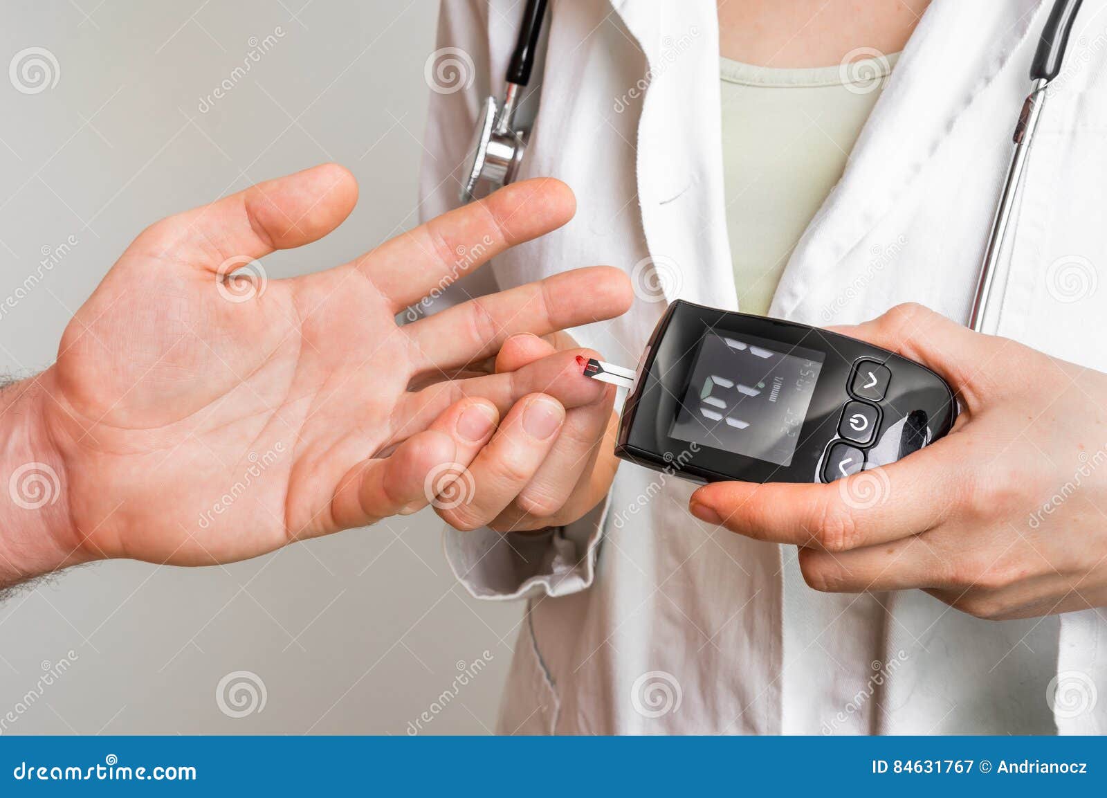 Medico Che Controlla Il Livello Della Glicemia Con Il Glucometer ...