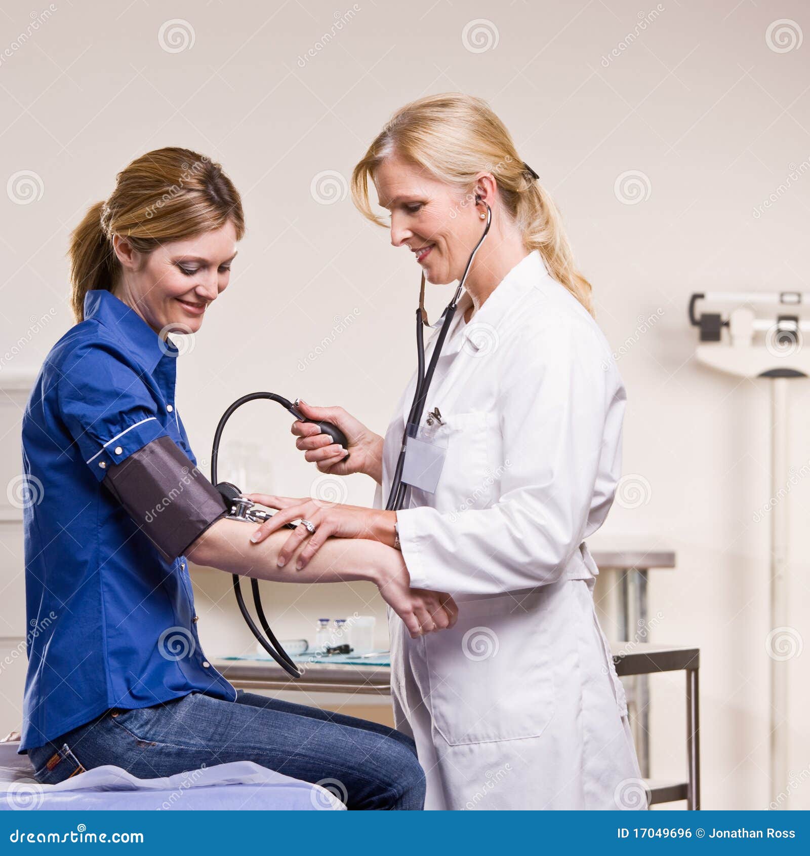 Medico Che Controlla Pressione Sanguigna Della Donna Fotografia Stock ...