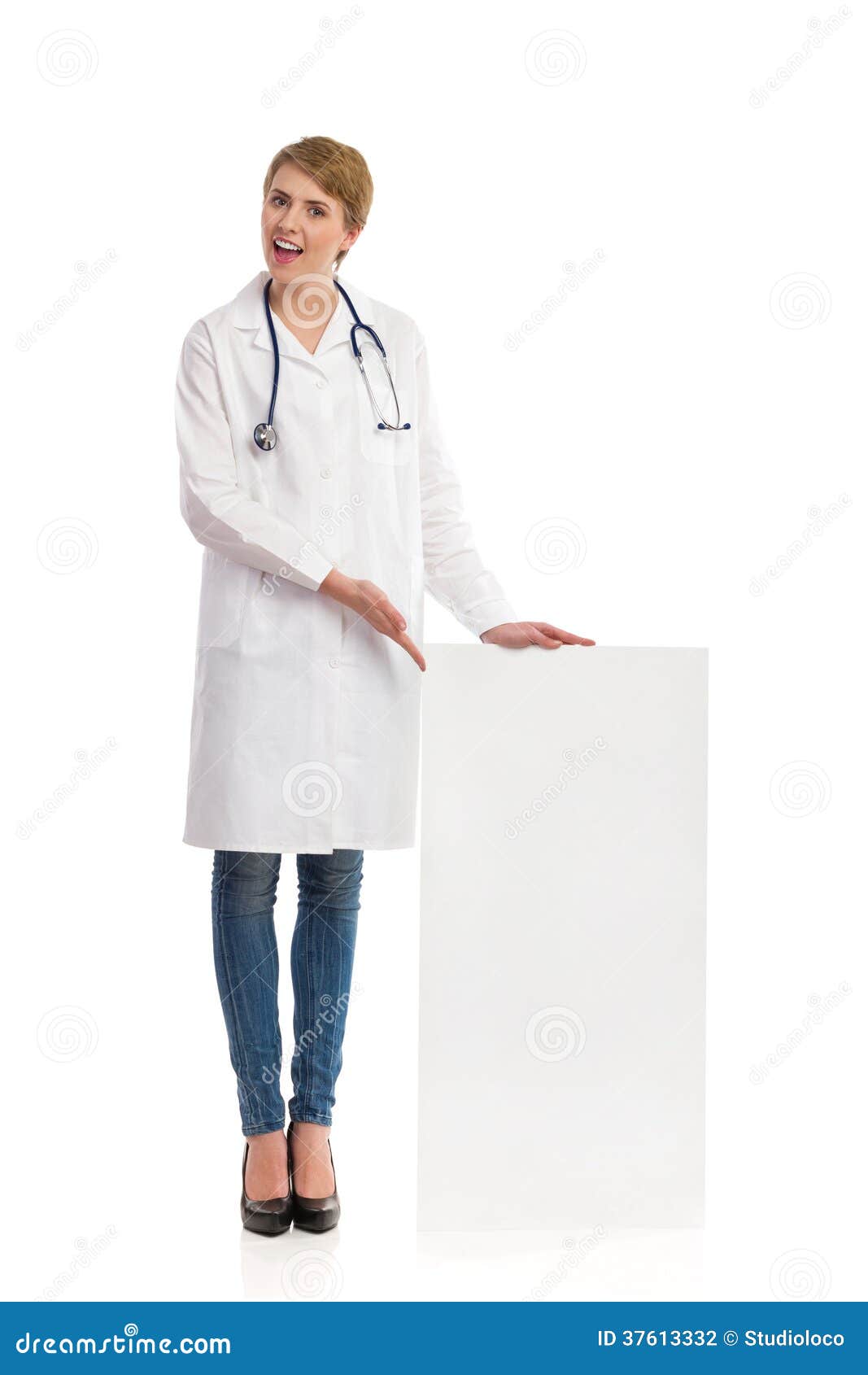 Medico Che Indica All'insegna. Fotografia Stock - Immagine di ...