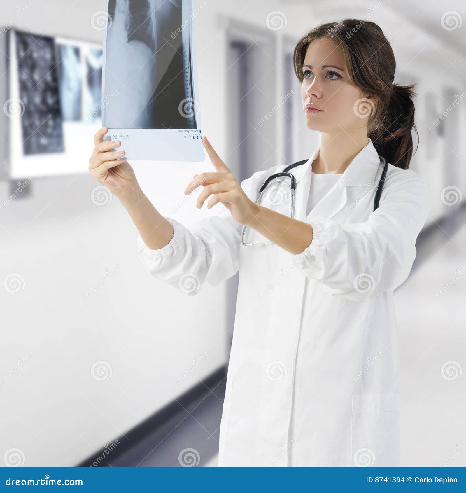 Medico con i raggi X fotografia stock. Immagine di cura - 8741394