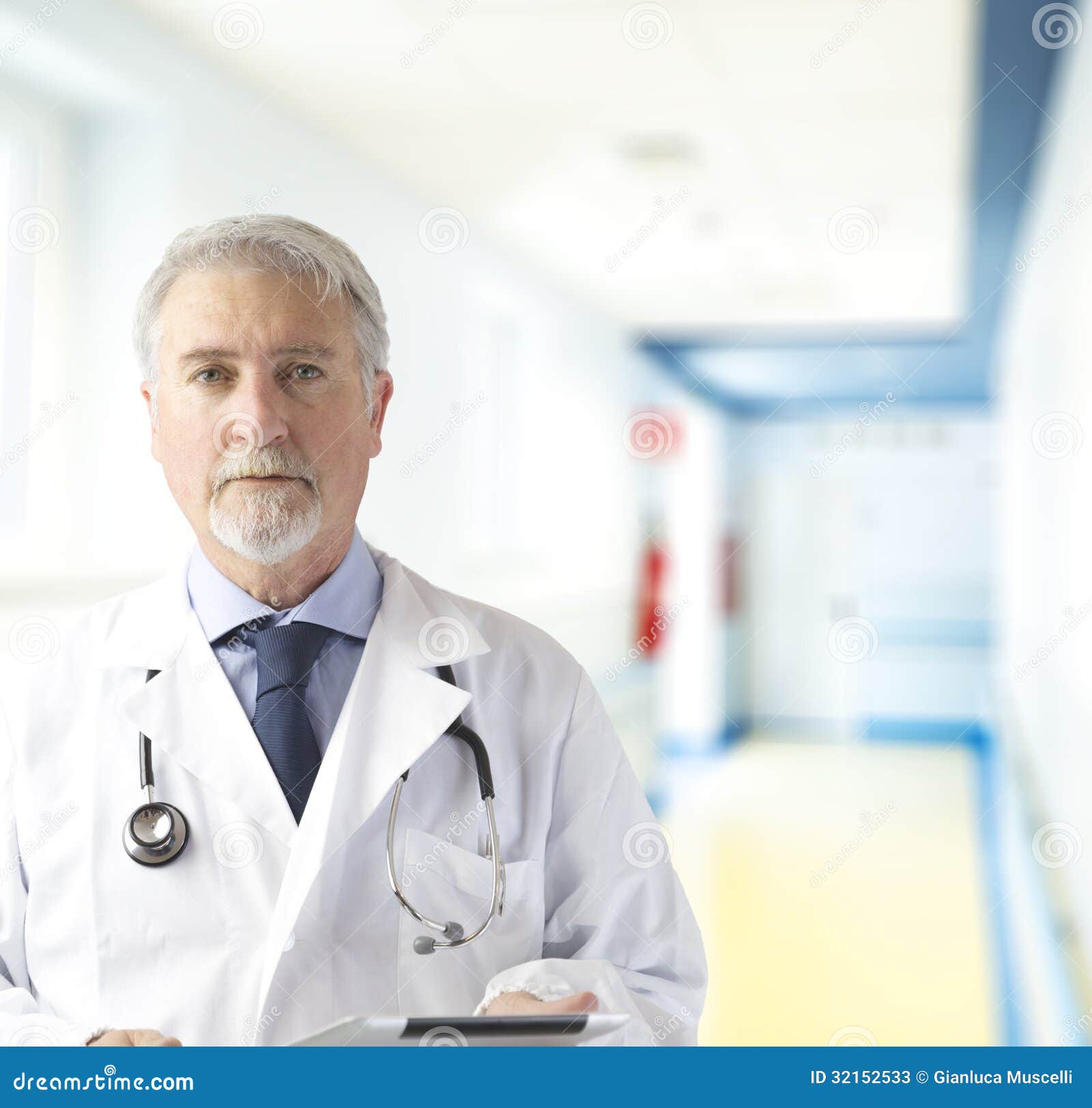 Medico con la compressa immagine stock. Immagine di ospedale - 32152533