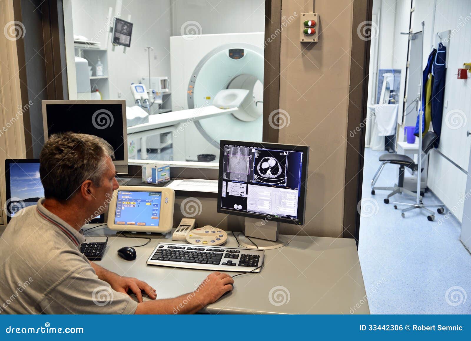 Medico del radiologo fotografia stock. Immagine di professione - 33442306