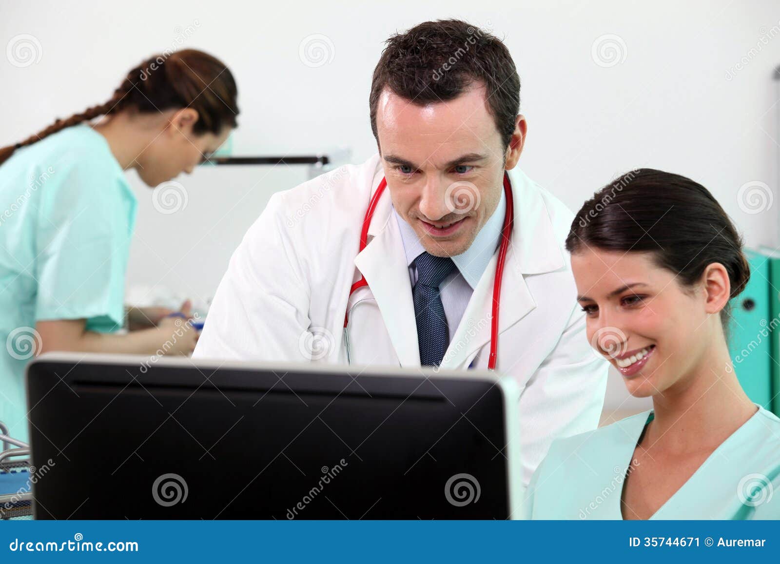 Medico Ed Infermiere Ad Un Computer Immagine Stock - Immagine di ...