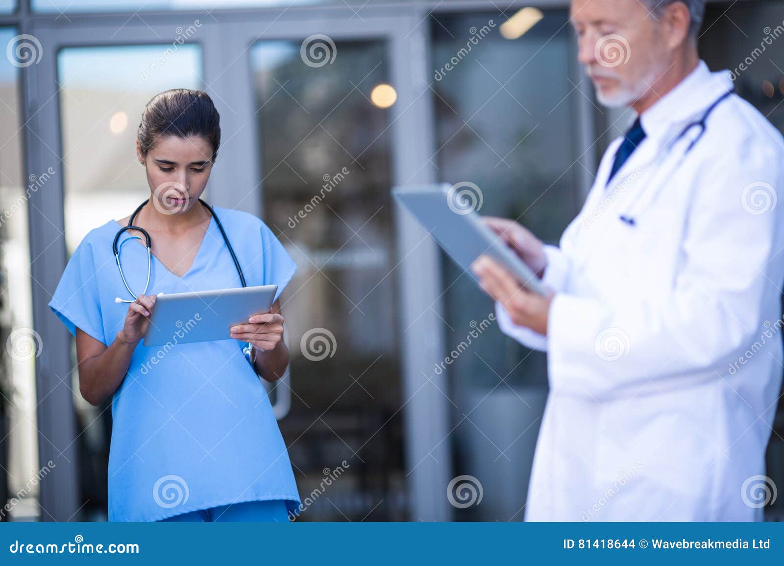 Medico Ed Infermiere Che Per Mezzo Della Compressa Digitale Fotografia ...