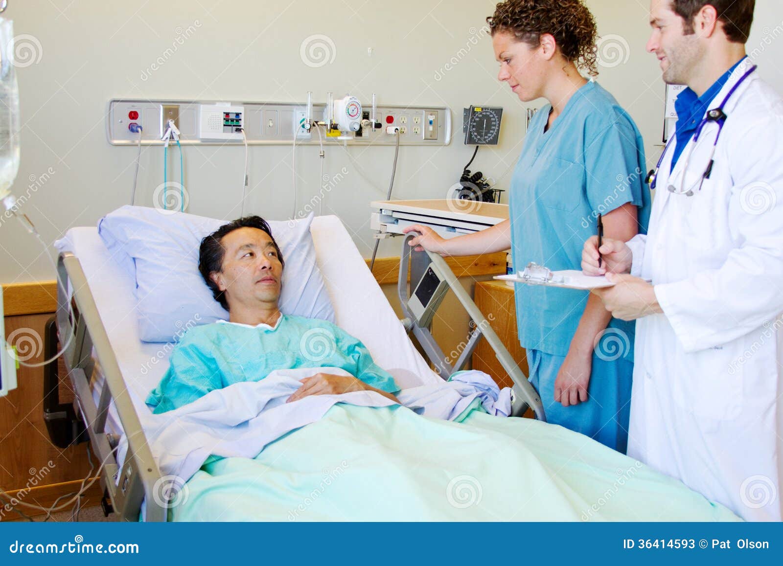 Medico Ed Infermiere Con Il Paziente Immagine Stock - Immagine di ...