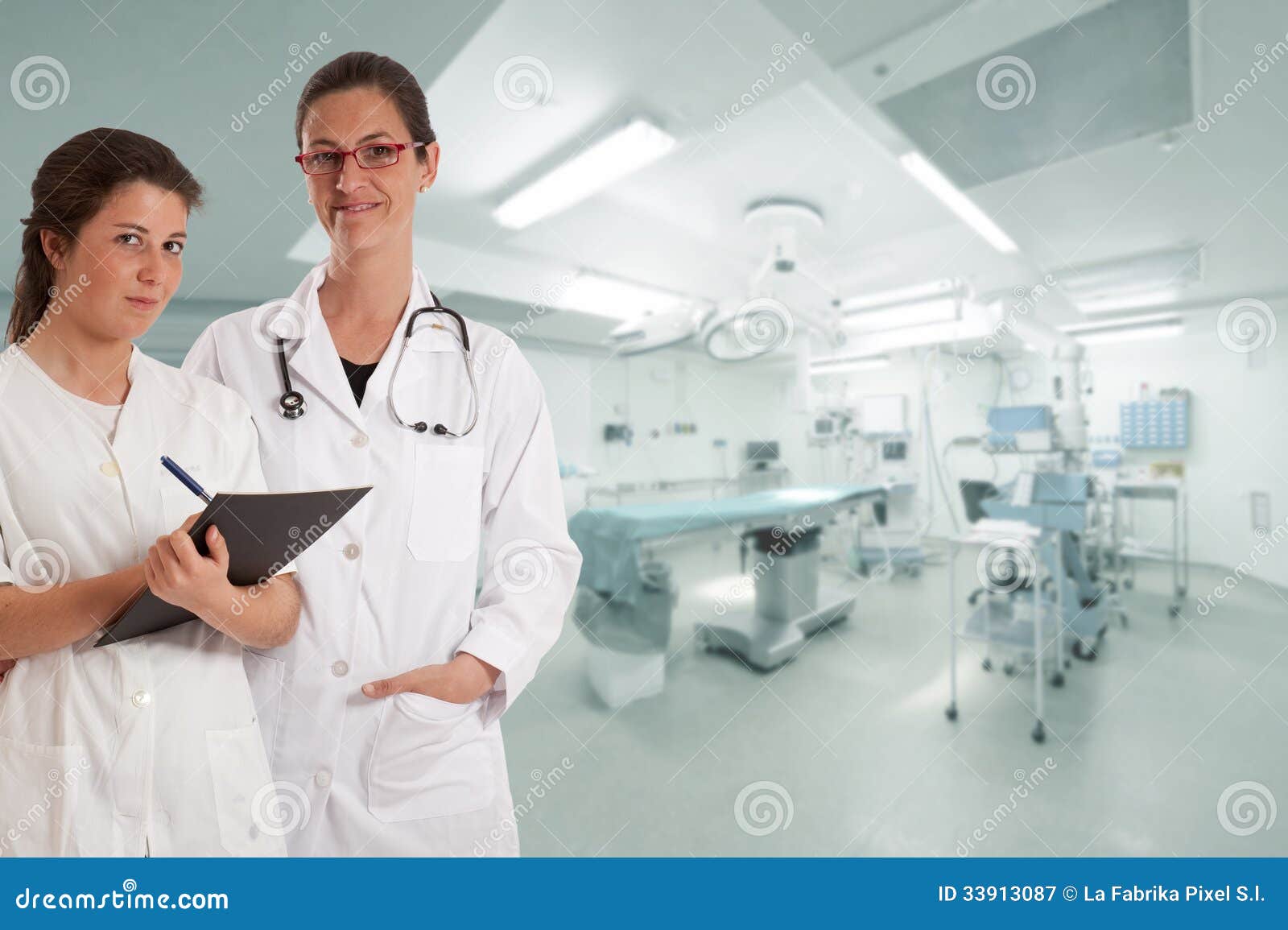 Medico Ed Infermiere Nella Sala Operatoria Immagine Stock - Immagine di ...