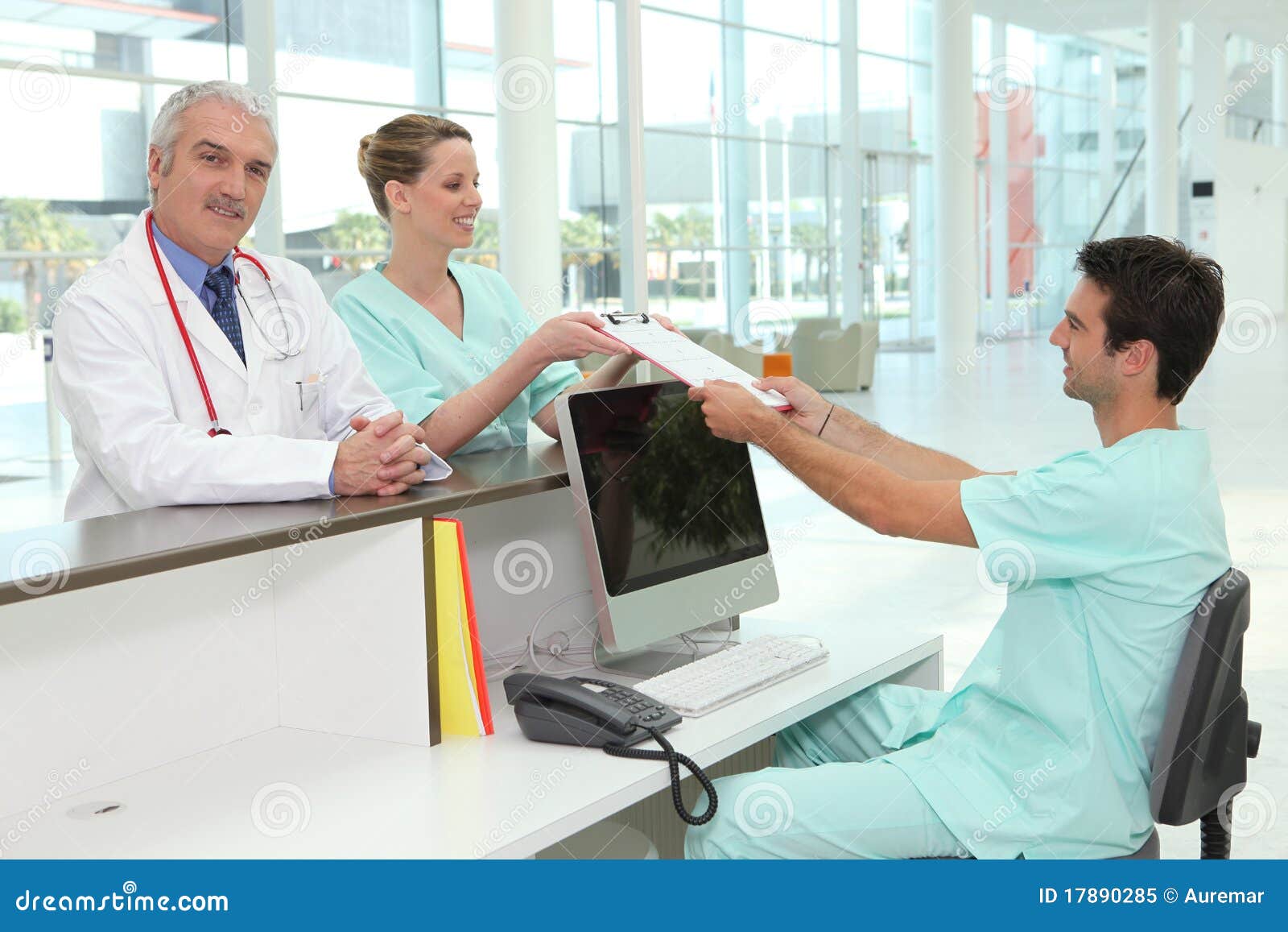 Medico Ed Infermiere in Ospedale Immagine Stock - Immagine di posizione ...