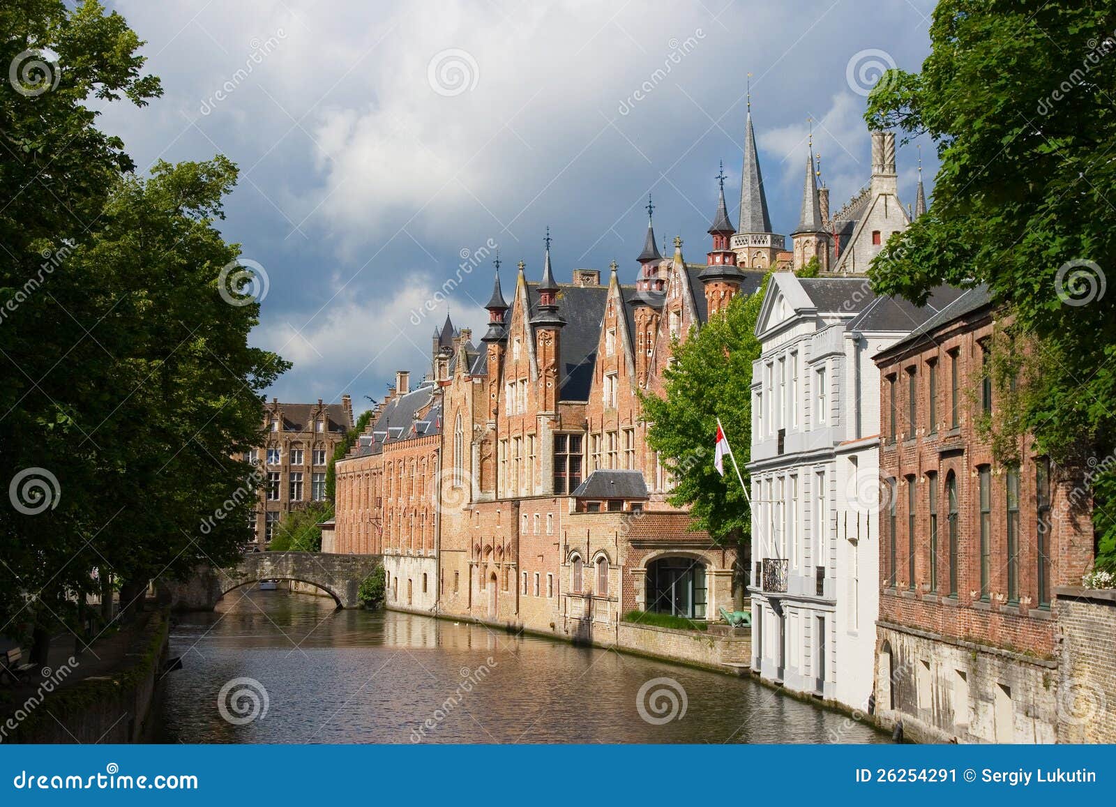 Medieval bridge over canal stock image. Image of beguinage - 26254291
