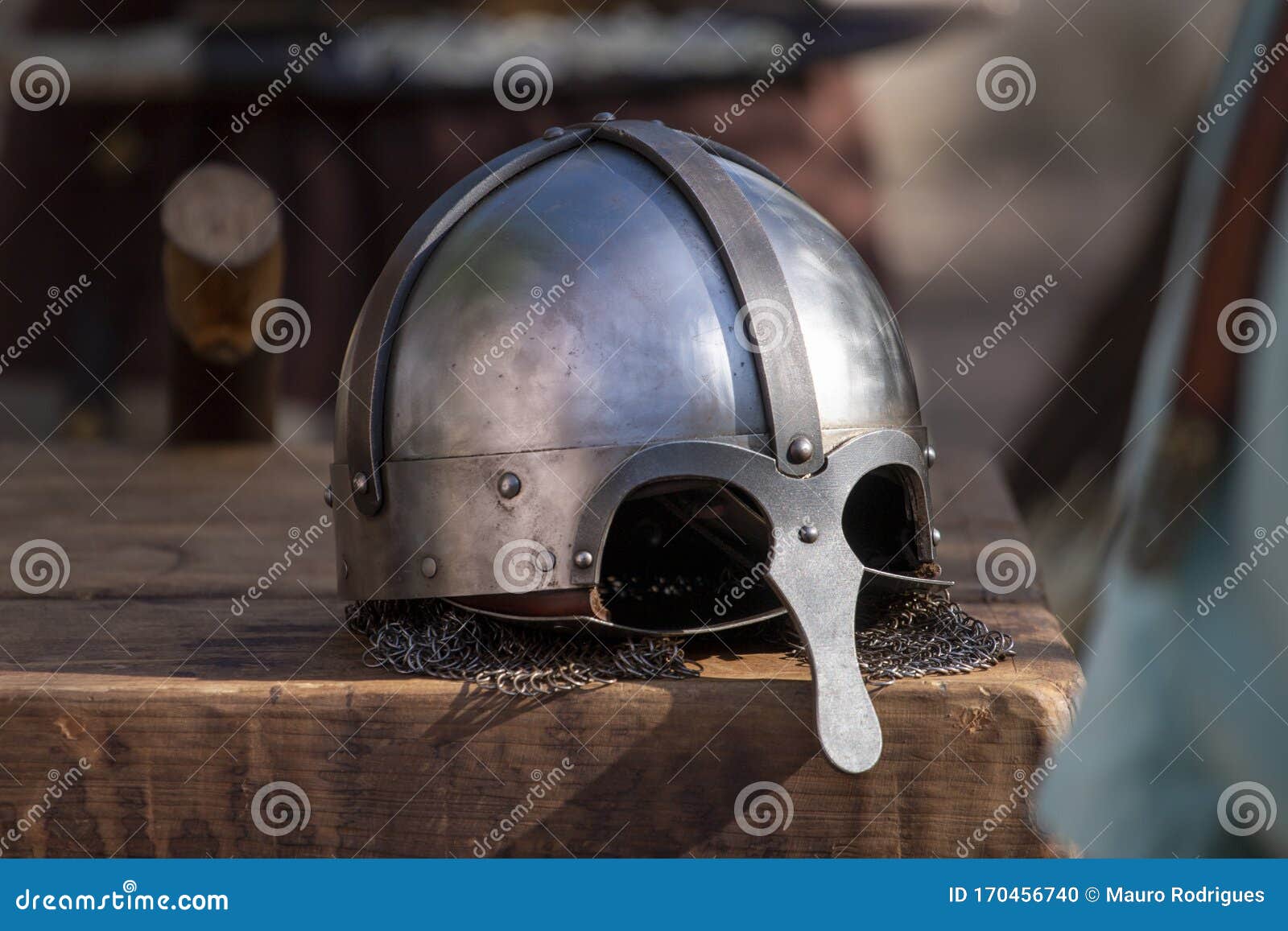Medieval gevechtshelm stock foto. Image of ijzer, zilver - 170456740