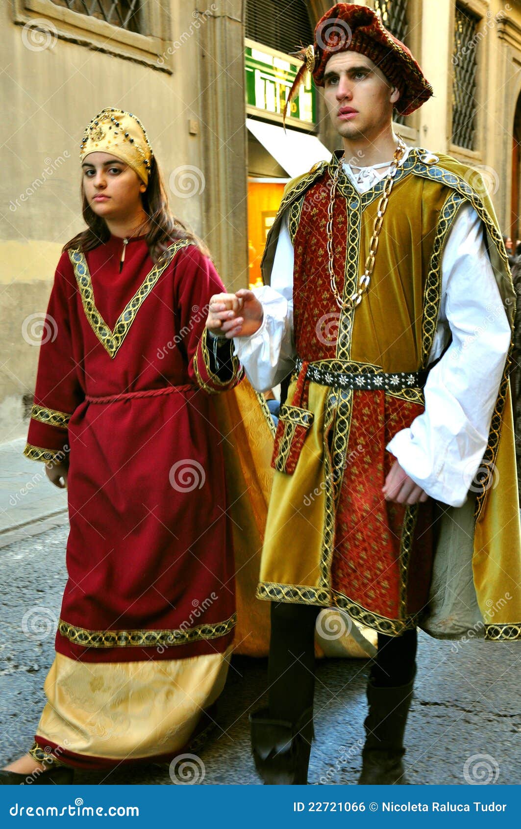 Medieval parade in Italy editorial photo. Image of history - 22721066