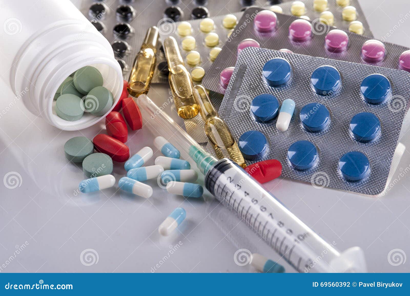 Medikamente, Spritze Und Kapseln Stockfoto - Bild von apotheke ...