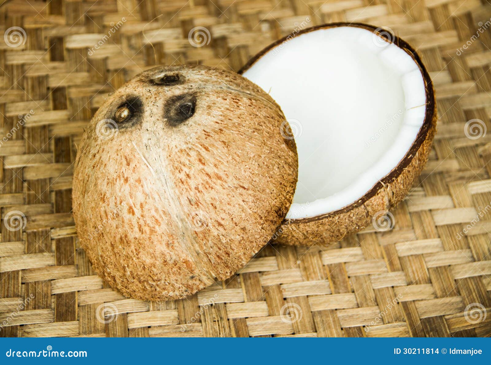 Medio corte del coco foto de archivo. Imagen de salud - 30211814