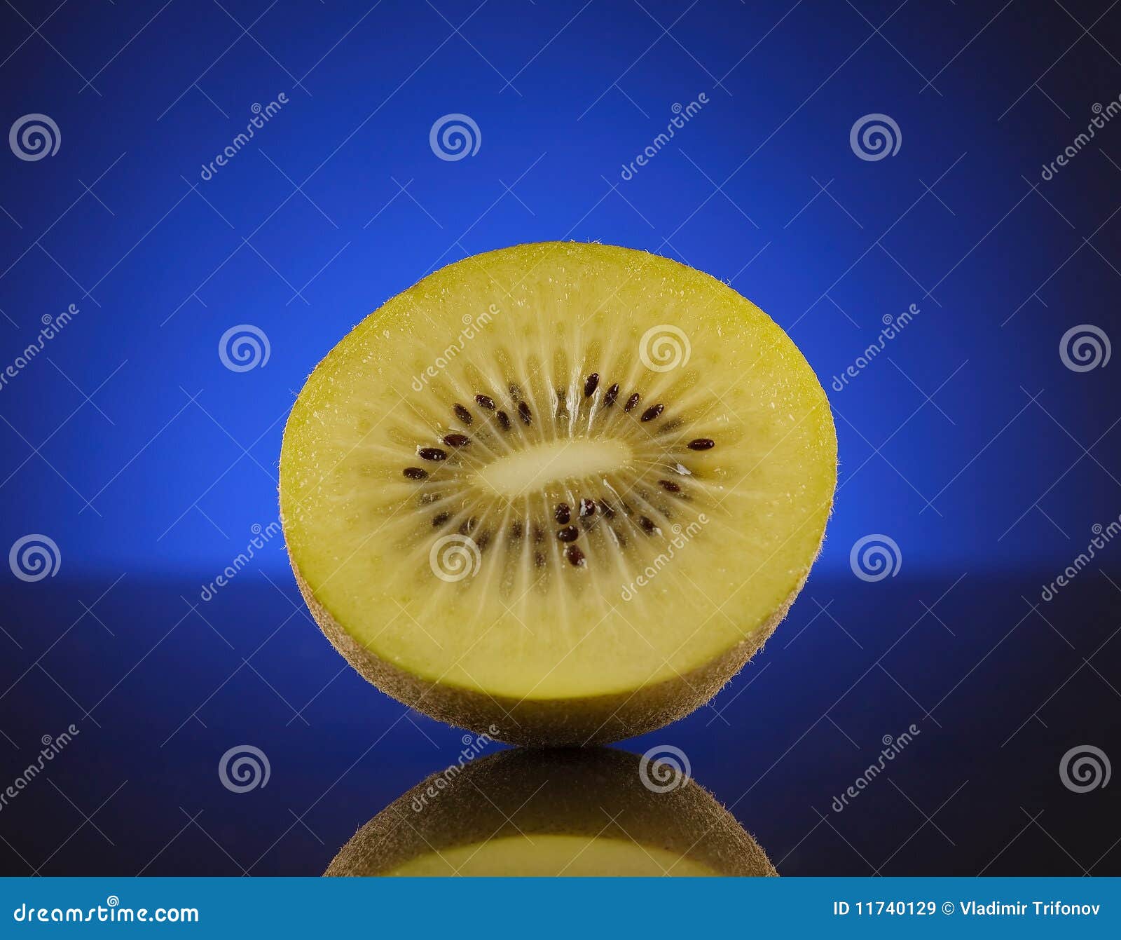 Medio kiwi en azul imagen de archivo. Imagen de travieso - 11740129