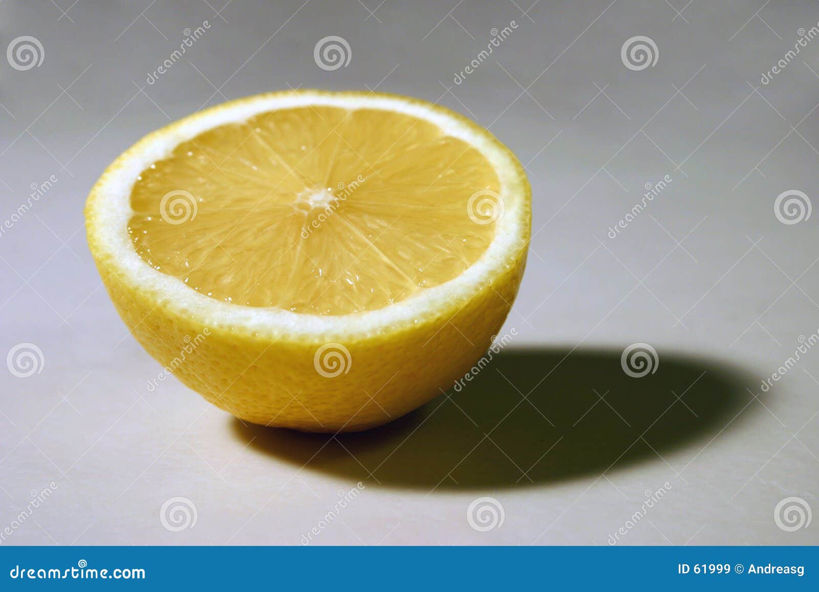 Medio limón imagen de archivo. Imagen de limones, pulpa - 61999
