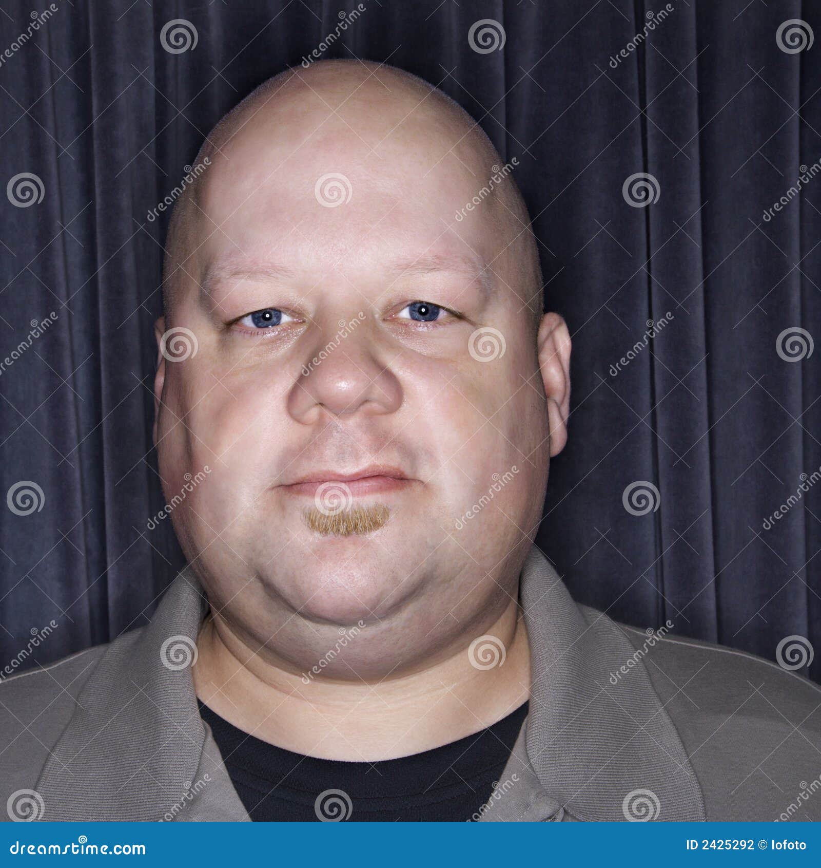 Medio volwassen kale mens. stock foto. Image of contactpersoon - 2425292