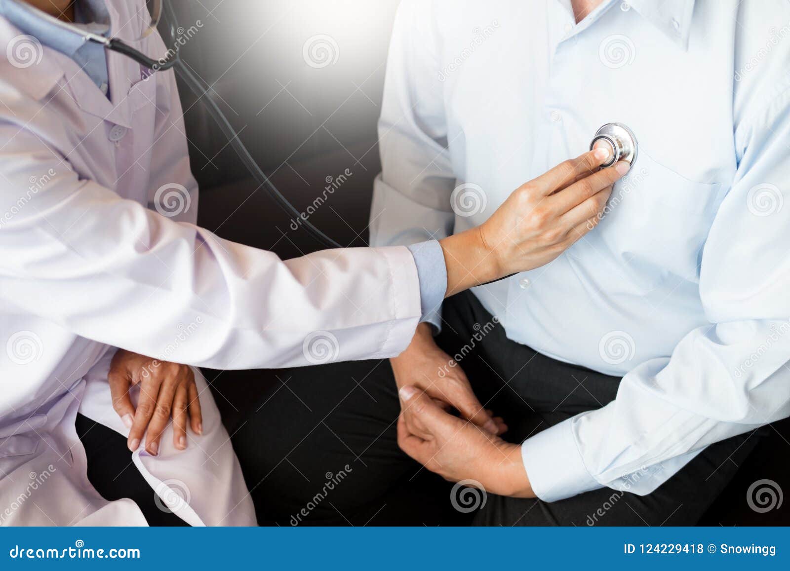 Medique a Escuta a Caixa Nova Alegre Dos Pacientes Com Stethosco Foto ...