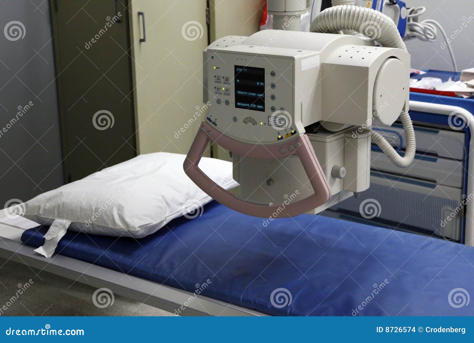 Medisch apparatuur en bed. stock foto. Image of hoofdkussen - 8726574