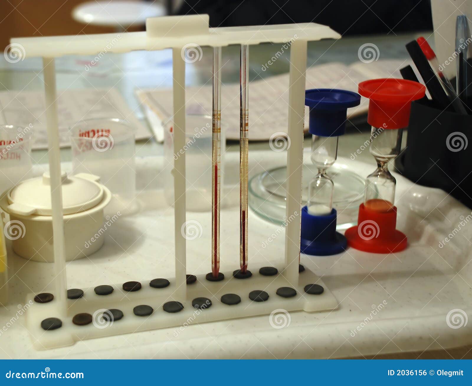 Medische Apparatuur Op Witte Lijst Picture. Image: 2036156