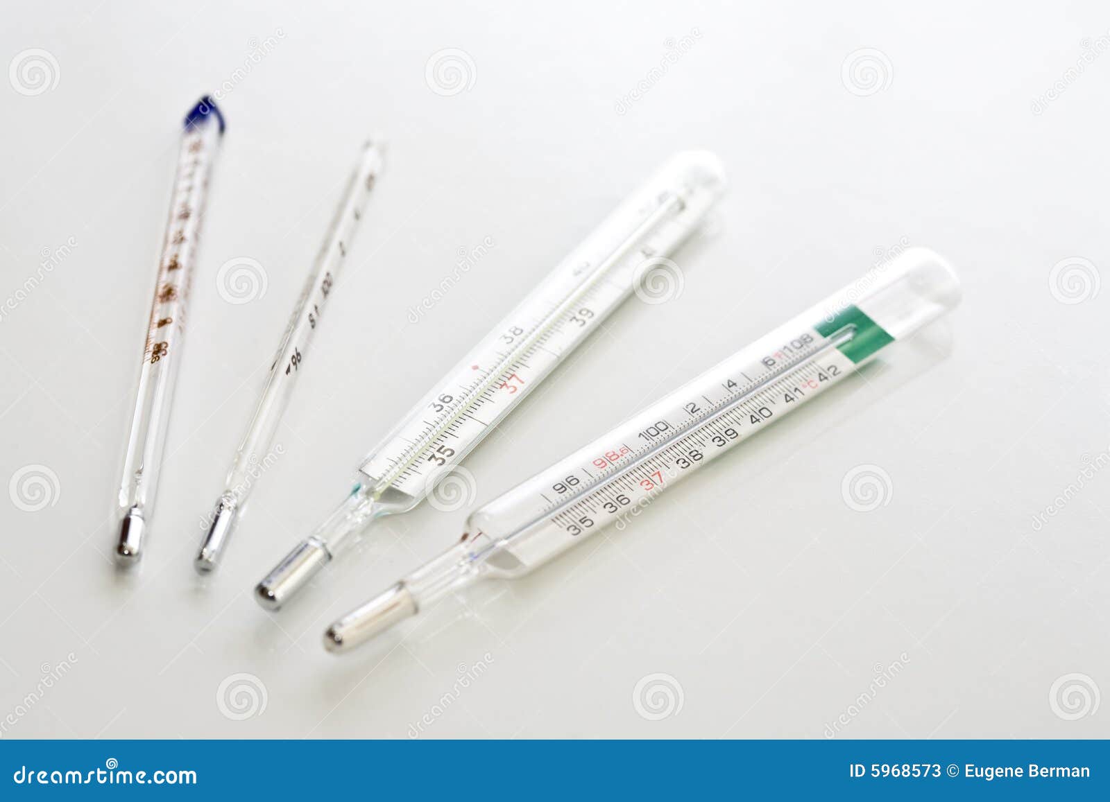 Medische kwikthermometers stock afbeelding. Image of kwik - 5968573