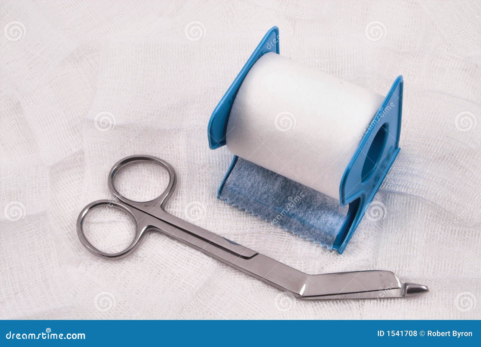 Medische Schaar, Gaas En Band Stock Foto - Image of wond, hulp: 1541708