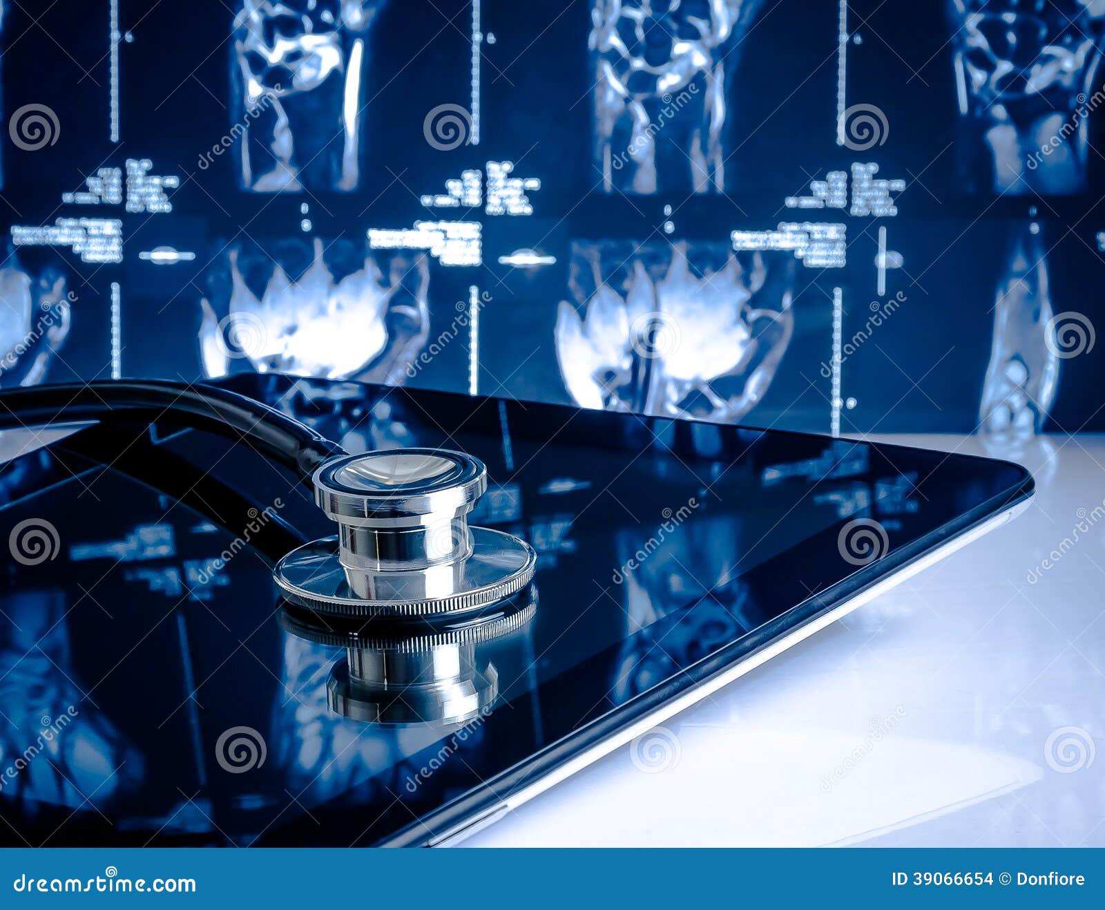 Medische Stethoscoop Op Moderne Digitale Tabletpc Stock Foto - Image of ...