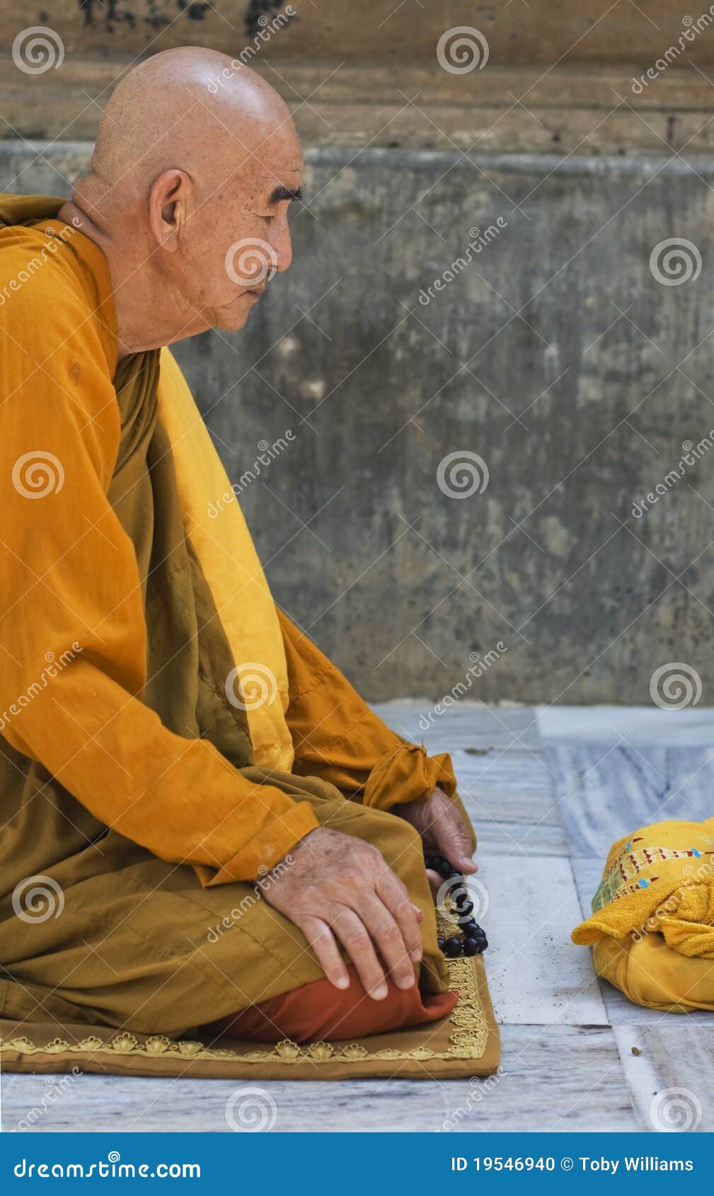 Meditating Buddhist Monk at Mahabodhi Temple, India Editorial Image ...