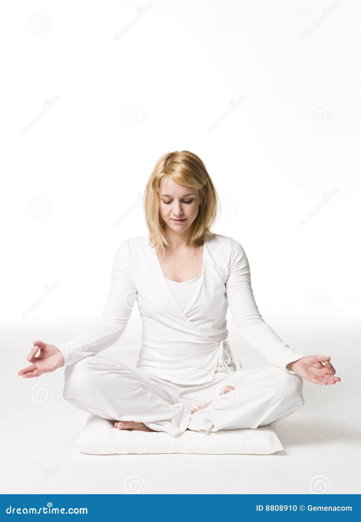 Meditera kvinna arkivfoto. Bild av grubbla, relax, yoga - 8808910