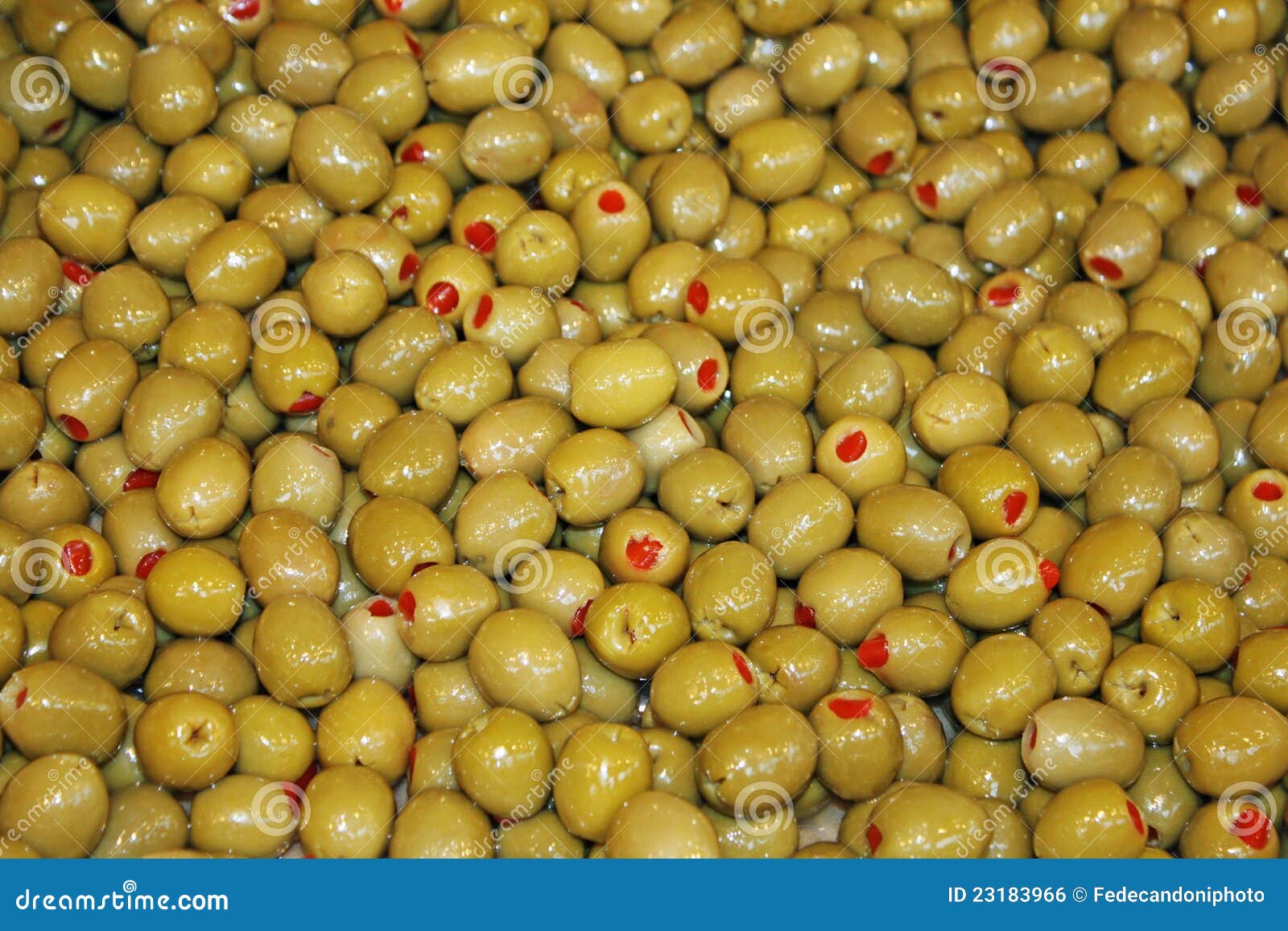 Mediterrane Groene Gevulde Olijven Stock Foto - Image of gezondheid ...