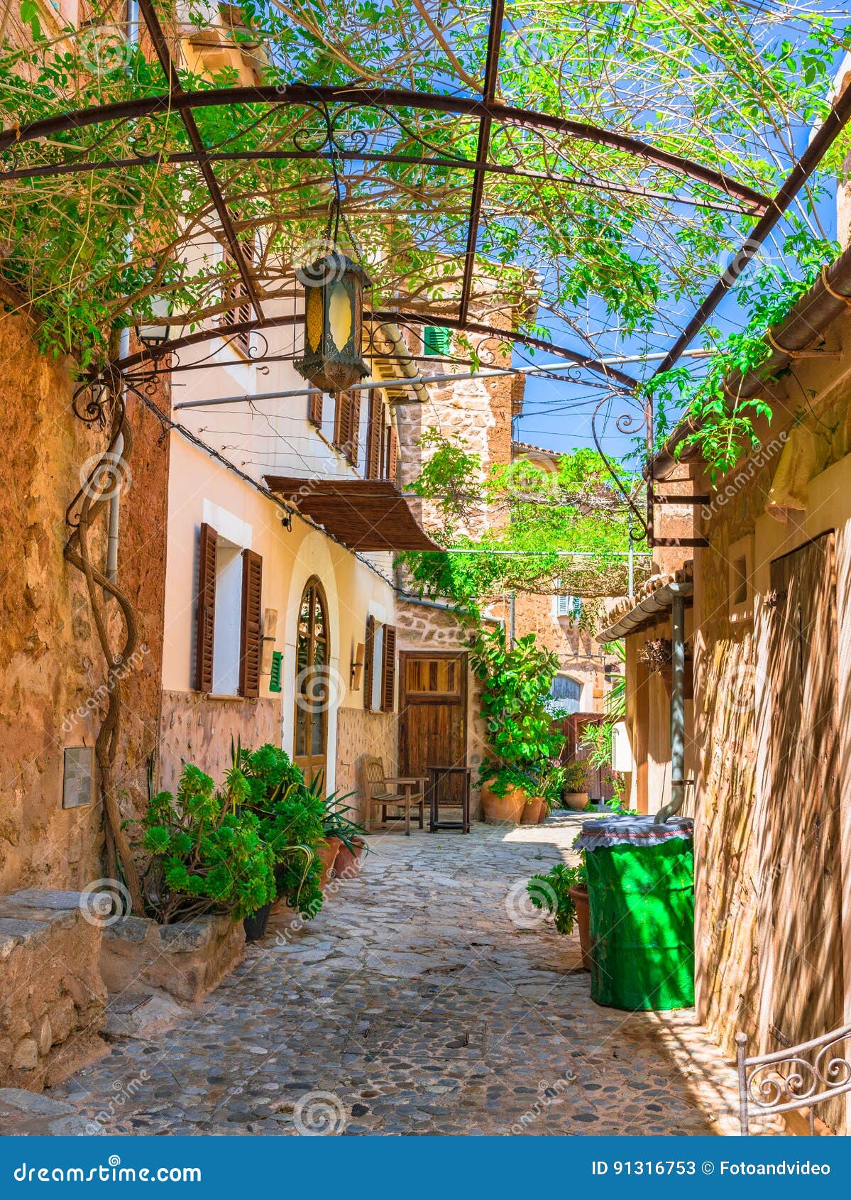 Mediterranean courtyard stock image. Image of sight, architecture ...