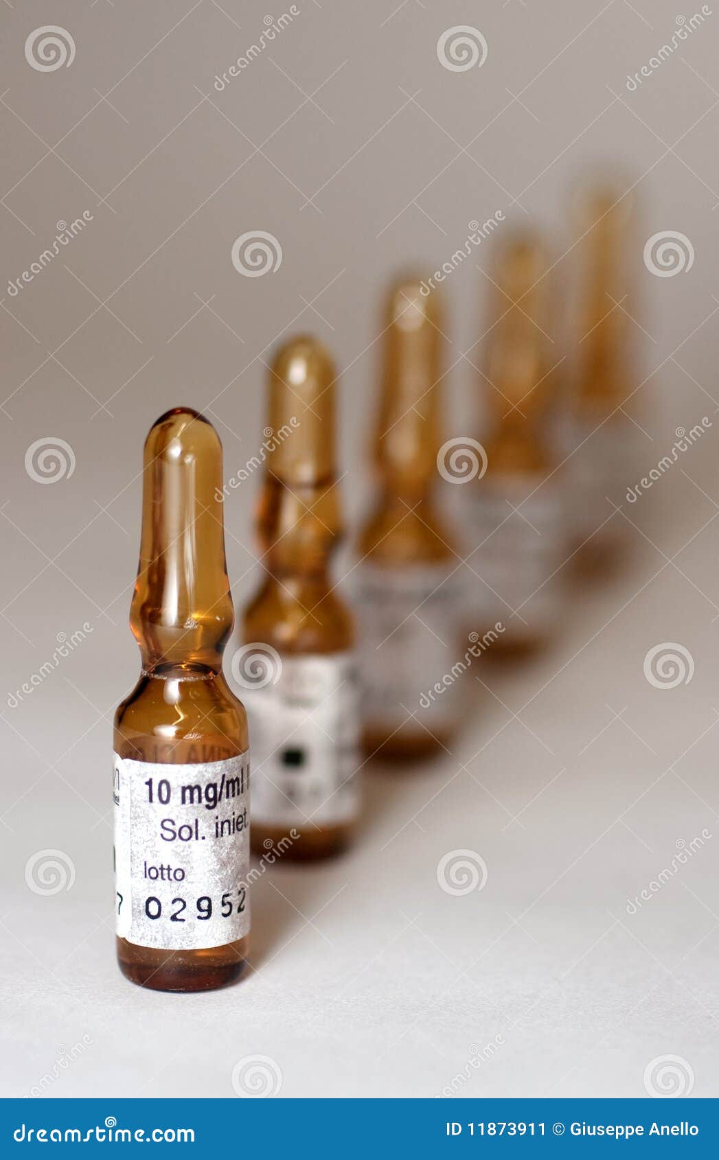 Medizin in den Ampullen stockbild. Bild von probe, pharmazeutisch ...