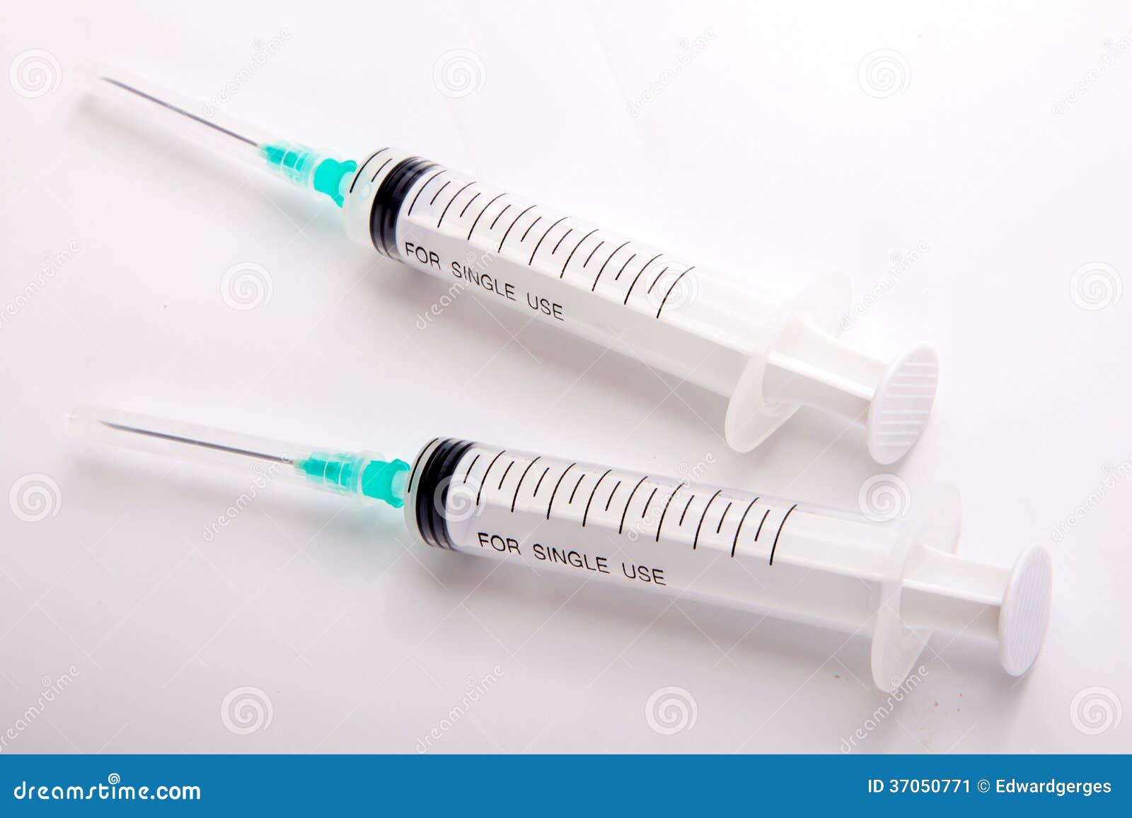 Medizinische Spritze stockbild. Bild von krankenhaus - 37050771