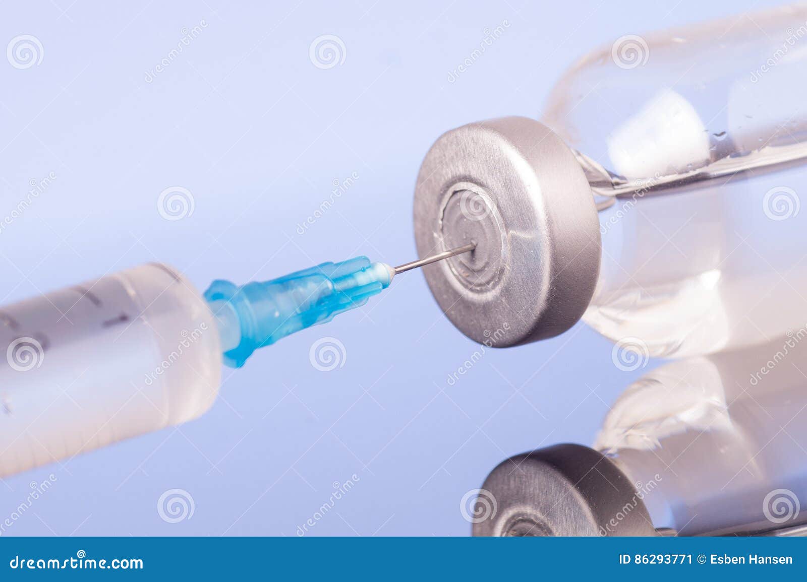 Medizinische Spritze Mit Der Nadel in Der Phiole Stockbild - Bild von ...