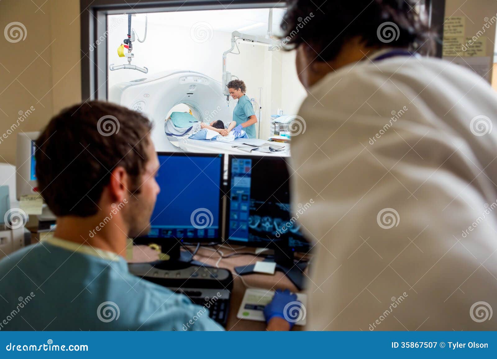 Medizinisches Scan-Labor Team Operating Computers Ins CT Stockbild ...