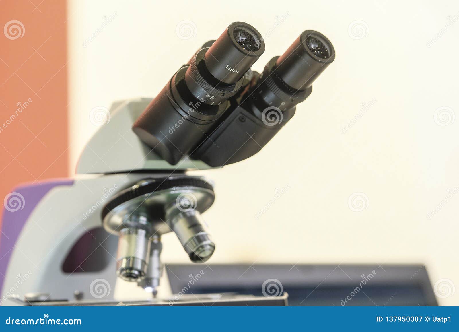 Medycznego Laboratorium Mikroskop Obraz Stock - Obraz złożonej z nikt ...